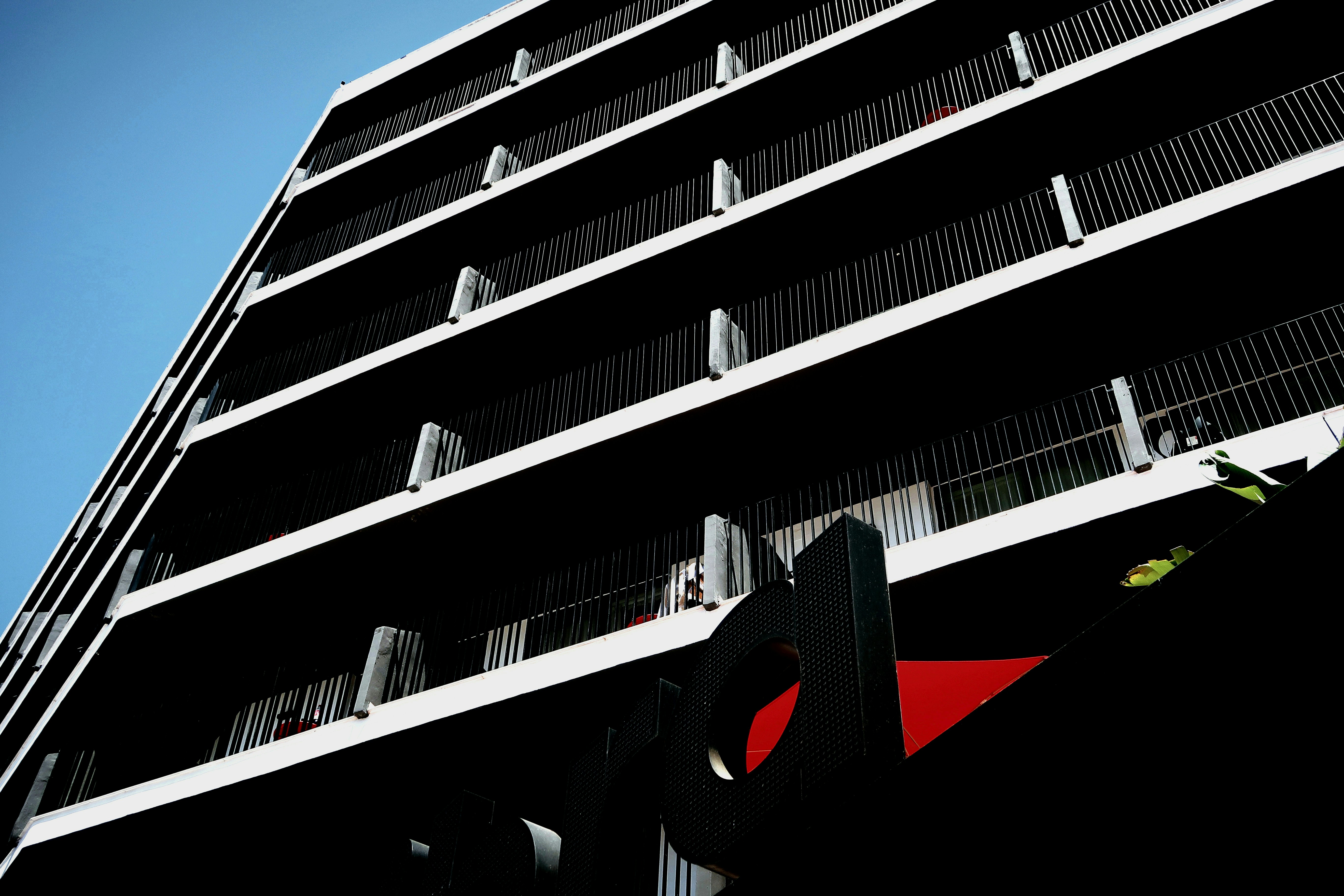 Foto Un edificio alto con balcones y balcones en él – Imagen Islas ...