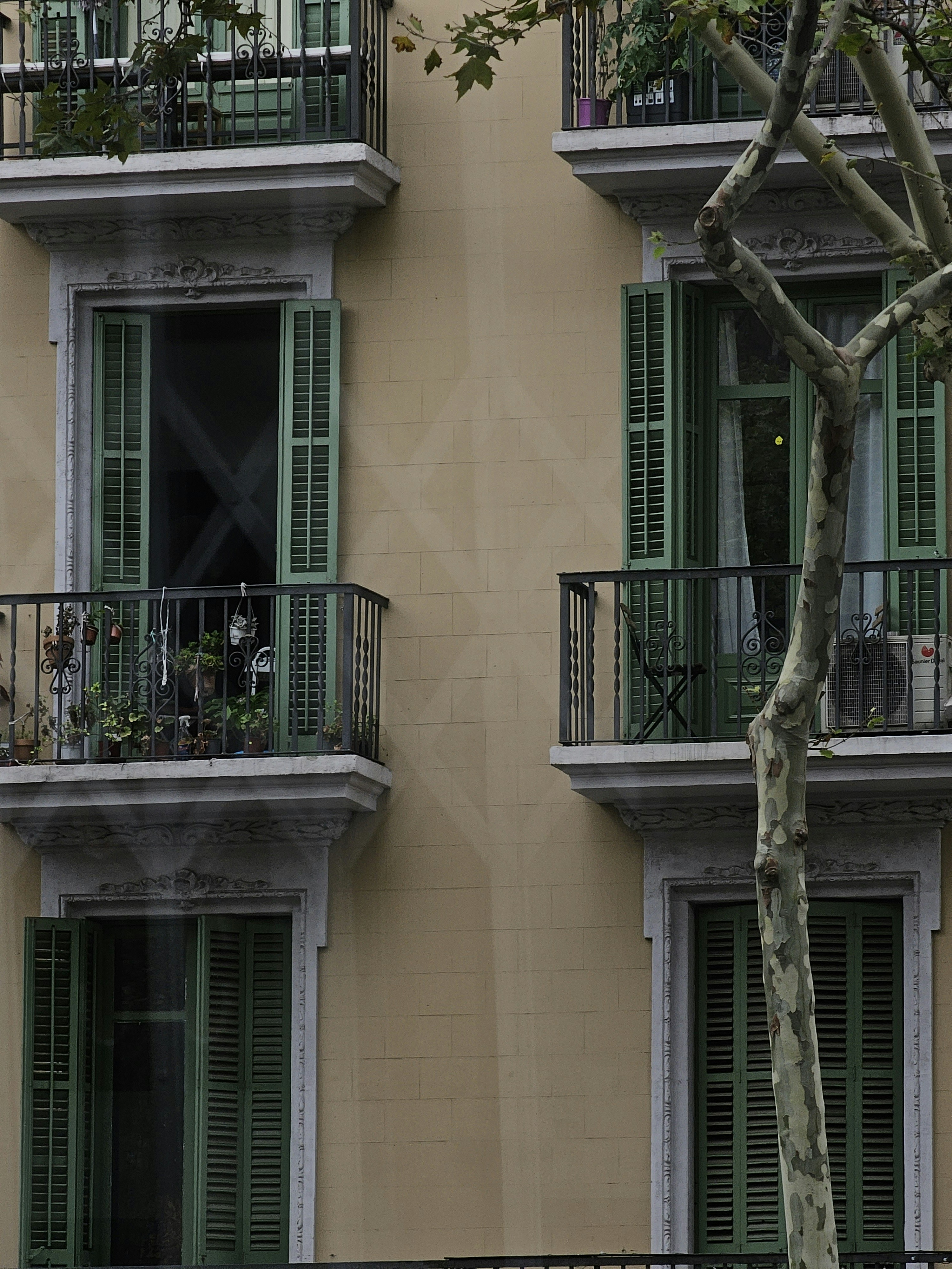Un immeuble avec balcon et volets verts photo – Photo Samsung Gratuite ...