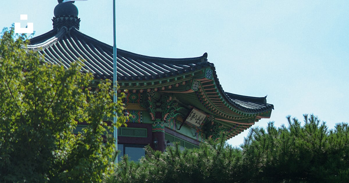 그 위에 깃발이 있는 고층 건물 사진 Unsplash의 무료 태극기 이미지