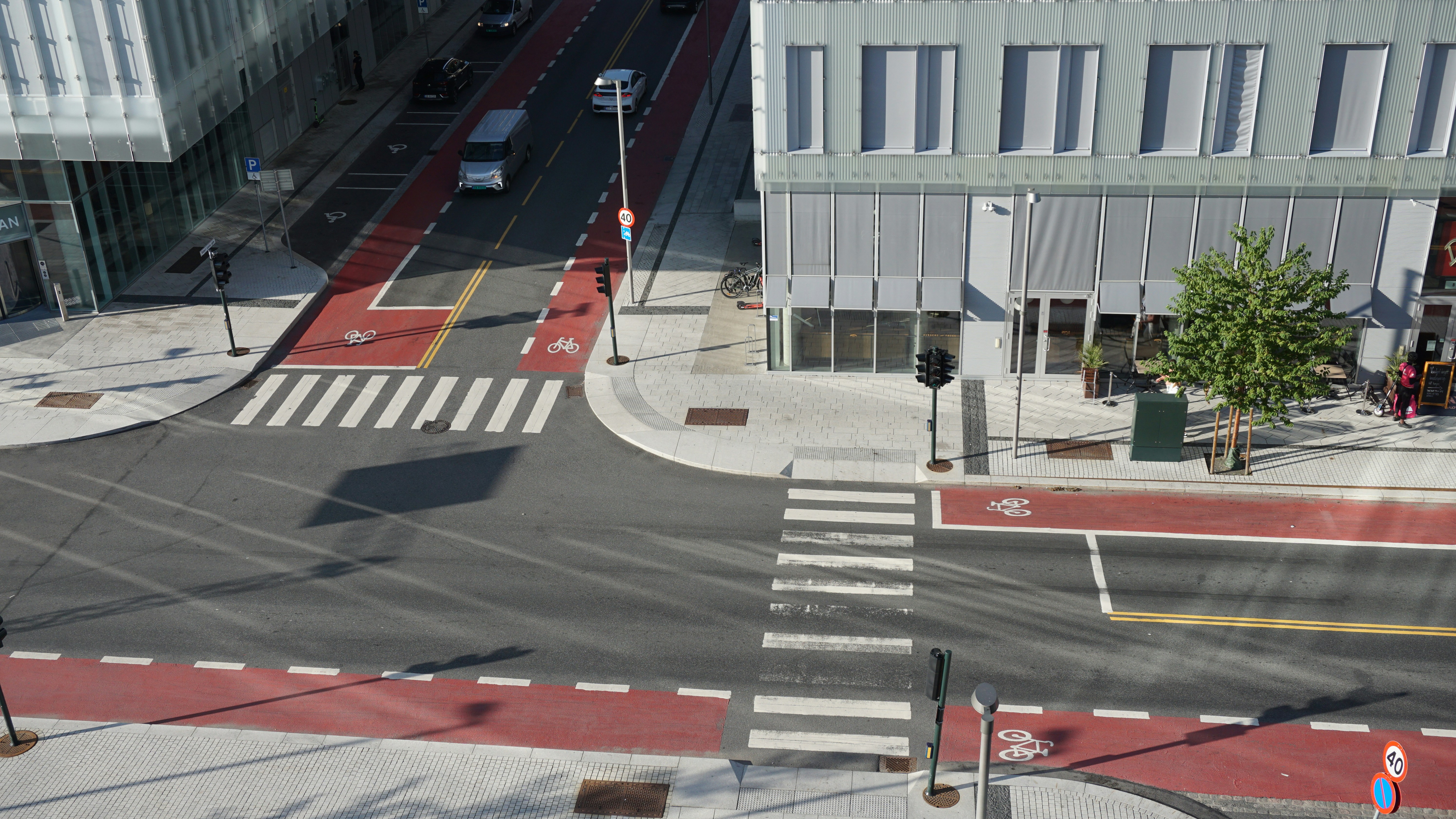 An aerial view of a city street with a crosswalk photo – Free Car Image ...