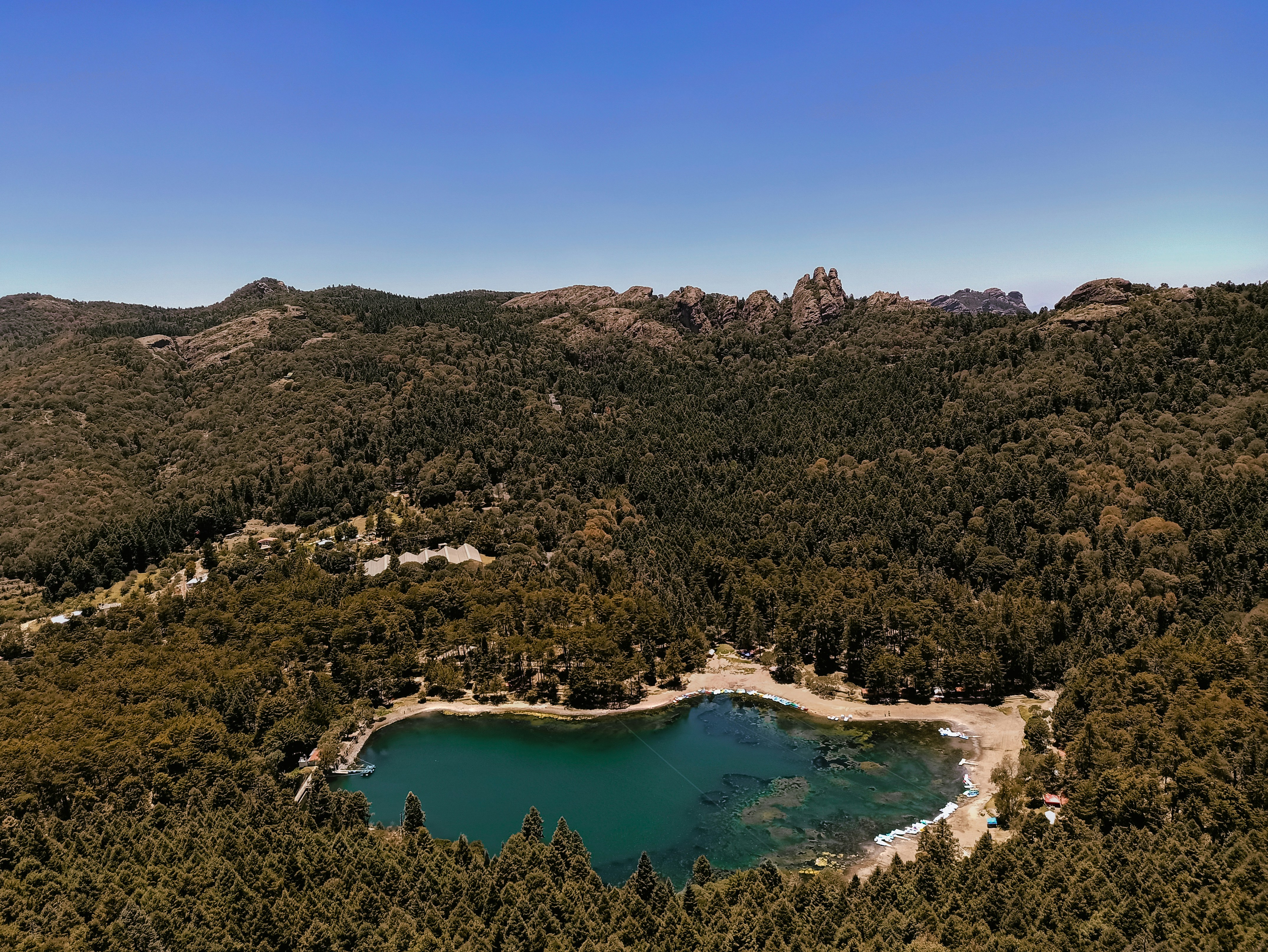 Une vue aérienne d’un lac entouré d’arbres photo – Photo La nature ...