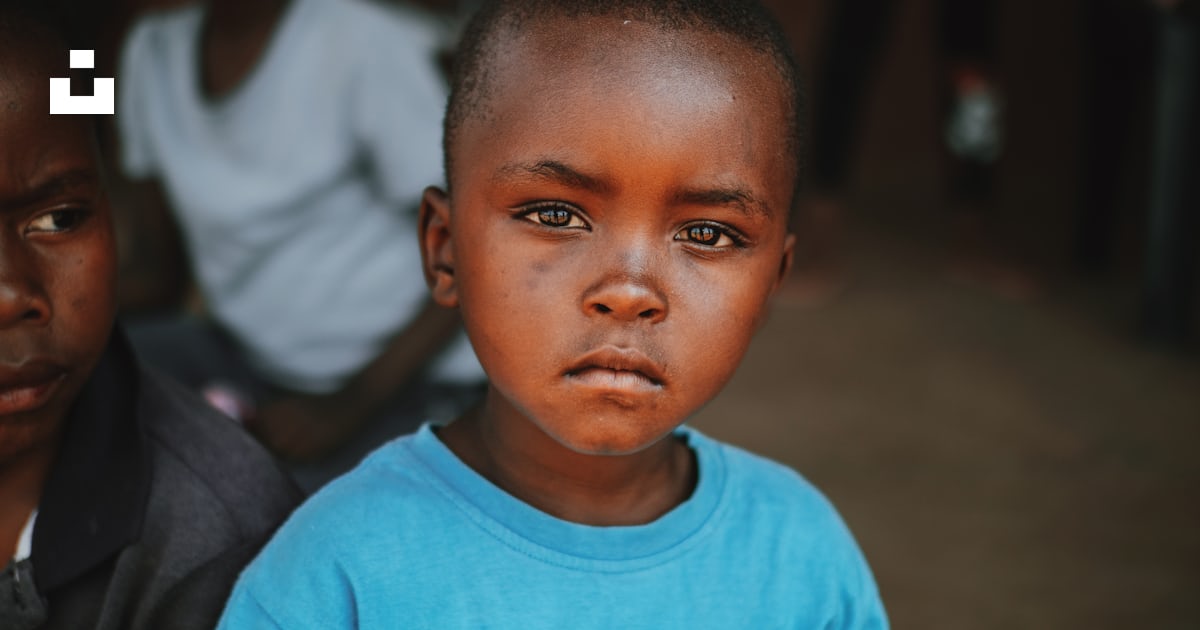 Un Jeune Garçon Avec Un Regard Triste Sur Son Visage Photo Photo Voyage Missionnaire Gratuite