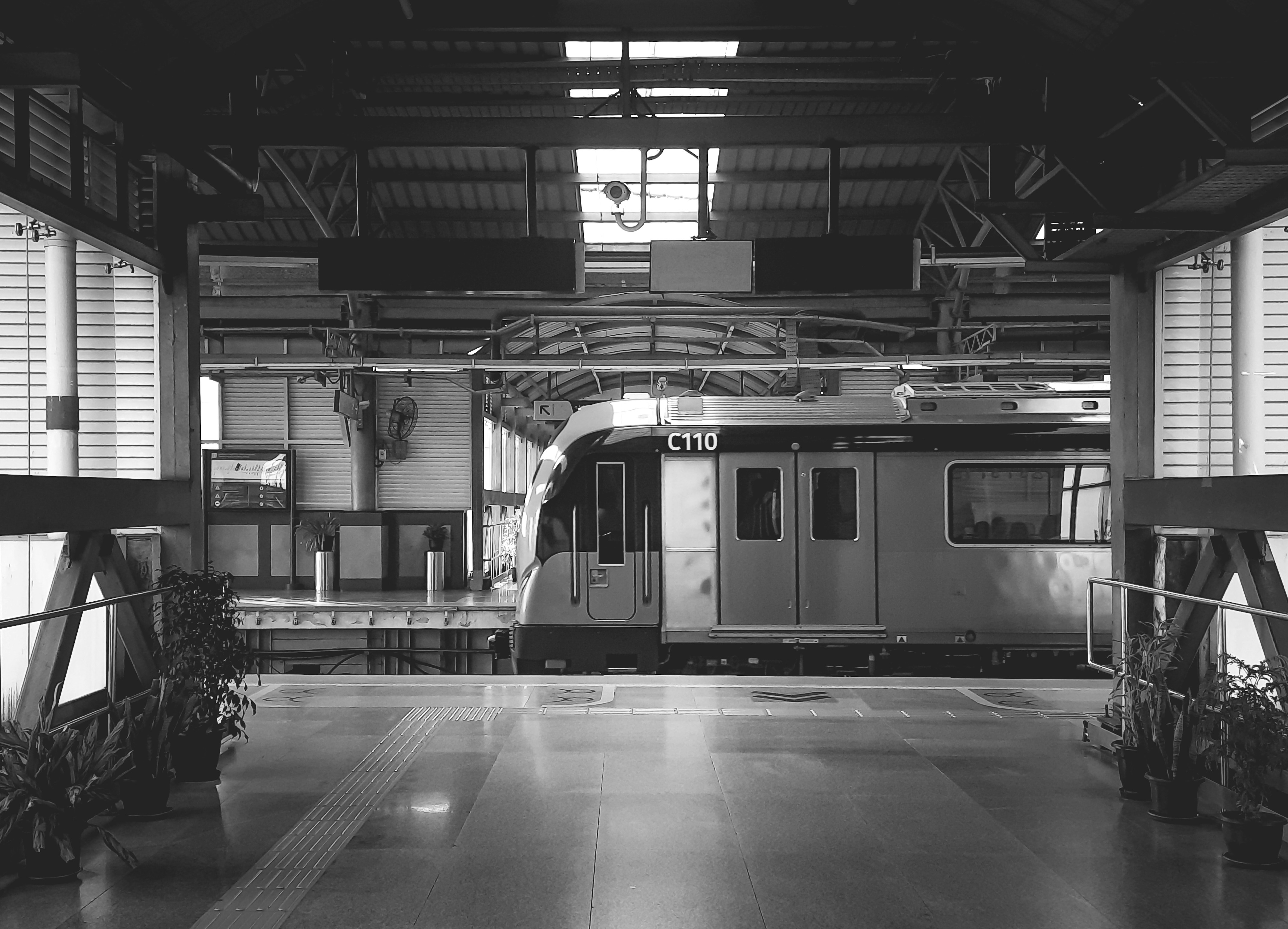 There are a few moments such as this, between the rush of the metro, between the arrival of trains. Those moments are certainly of a different vibe..