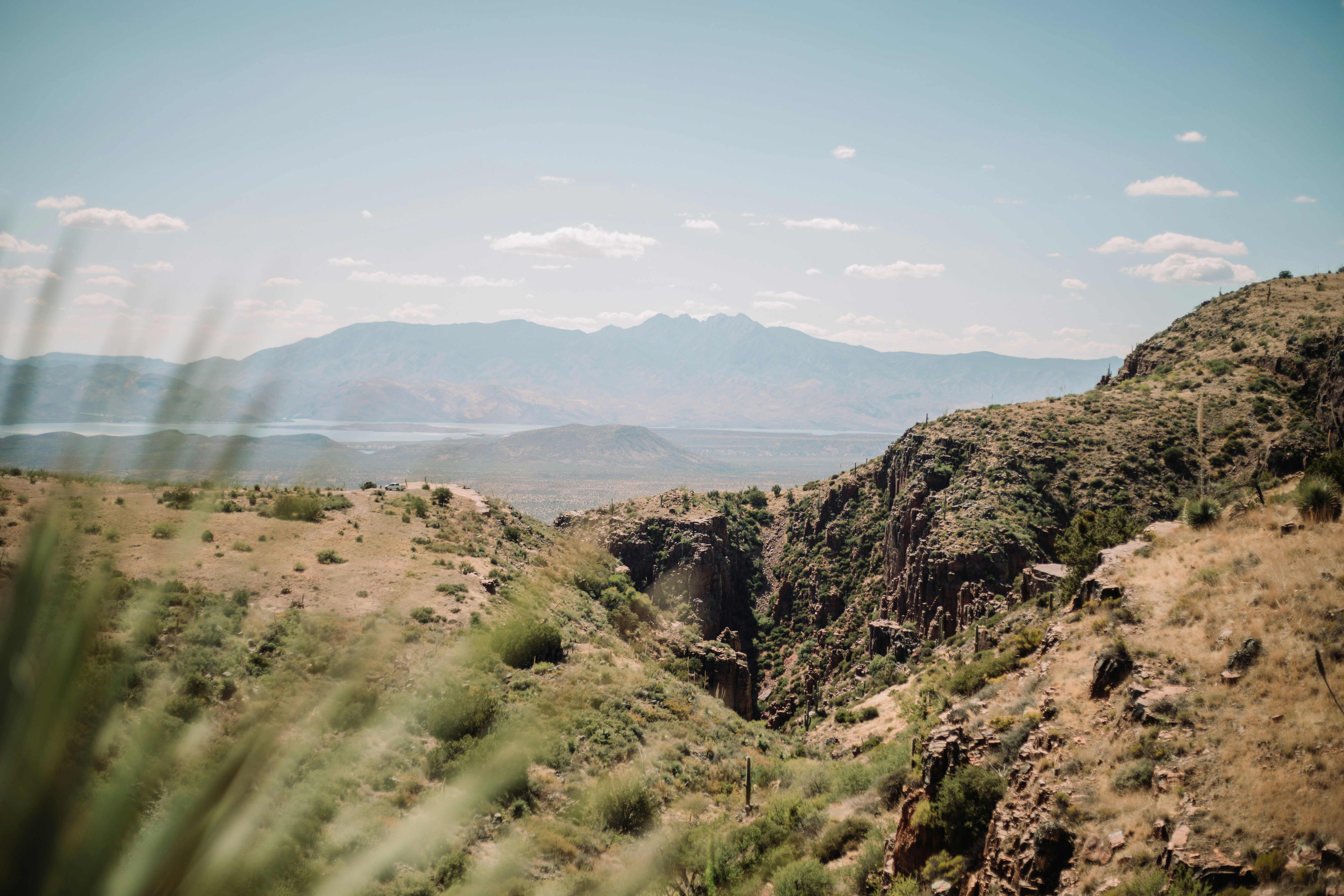 Foto zum Thema Blick auf ein Tal mit Bergen im Hintergrund ...