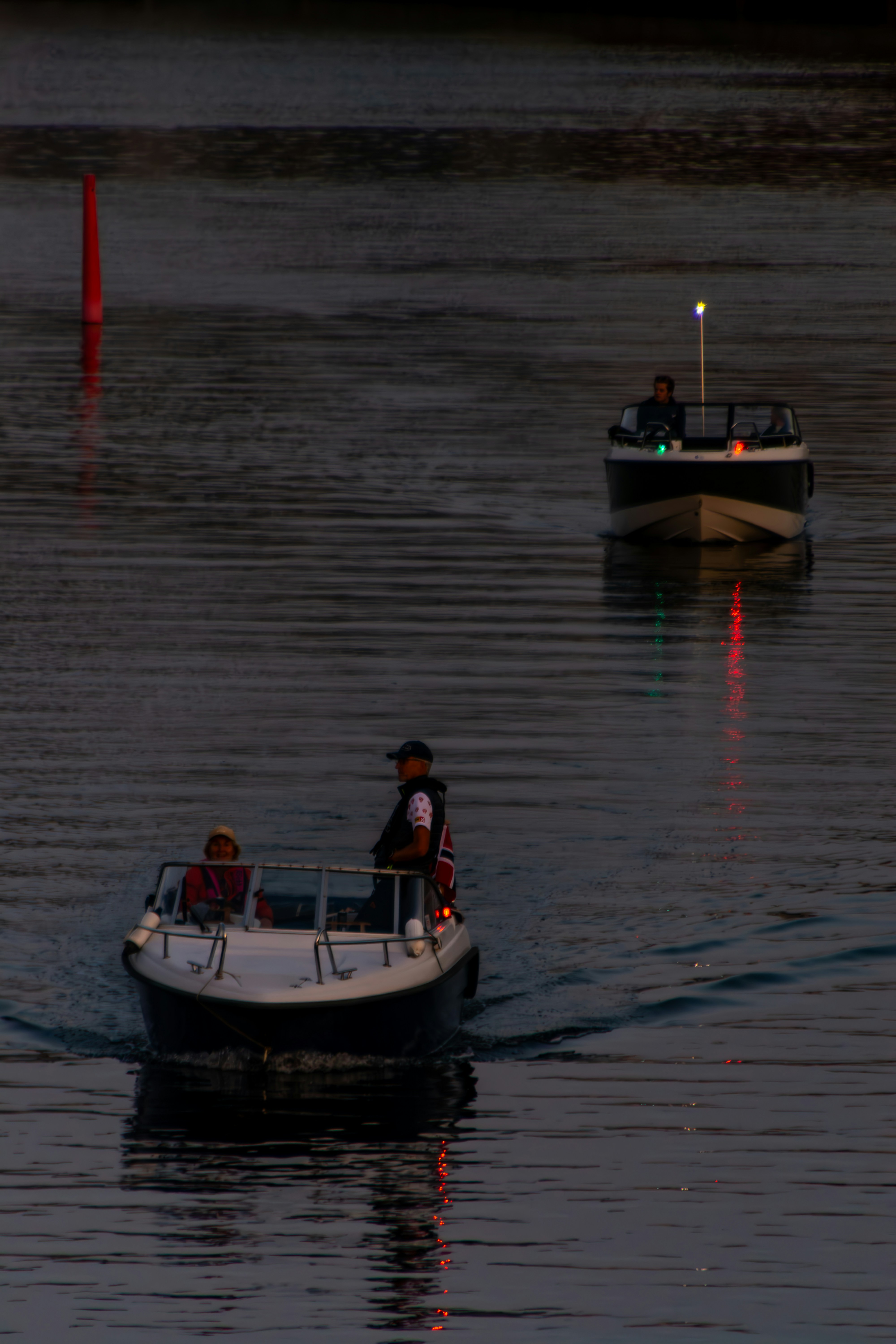 Un par de botes pequeños en un cuerpo de agua foto – Imagen de Noche ...