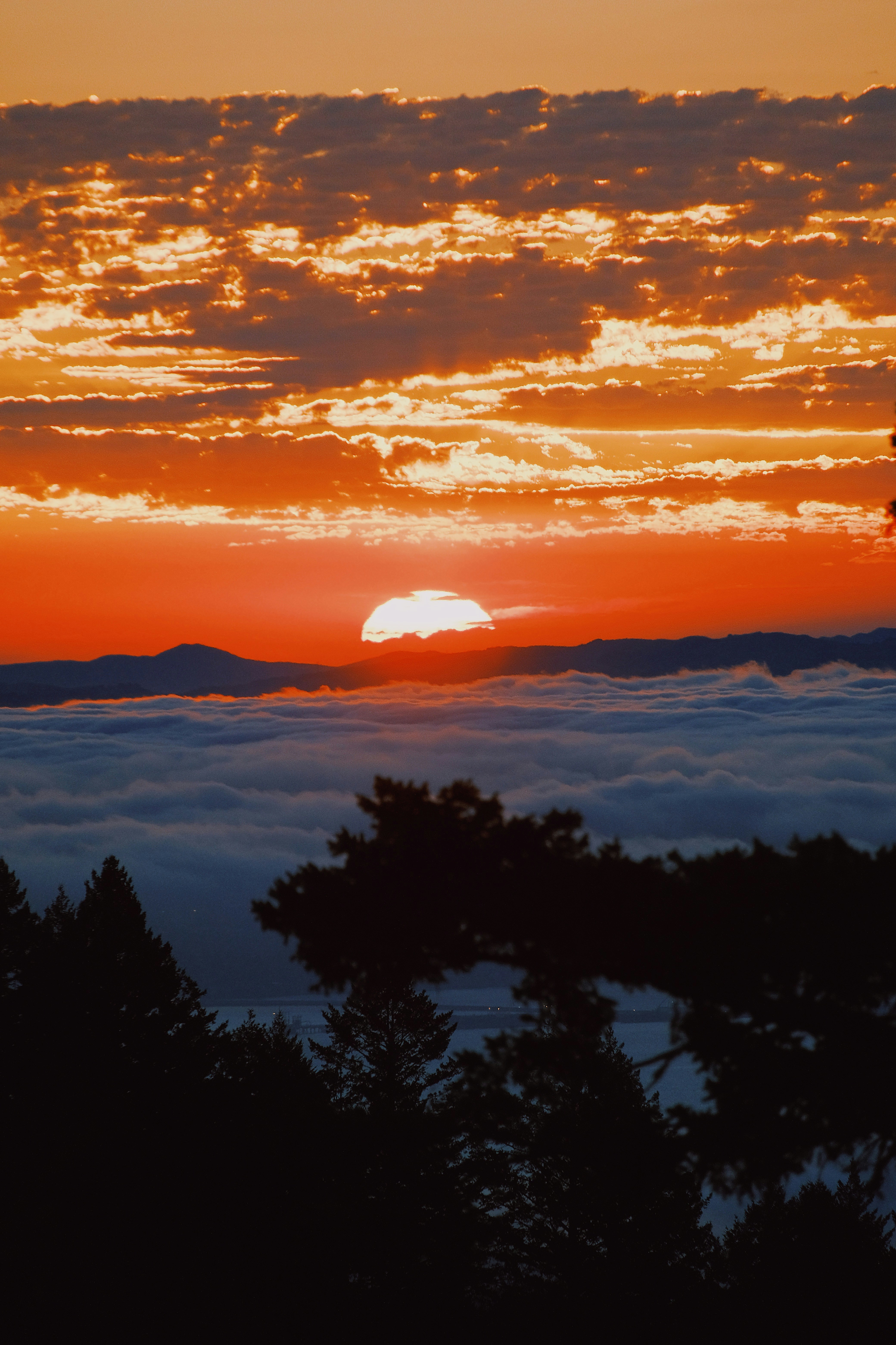 The sun is setting over the clouds in the sky photo – Free Trojan point ...