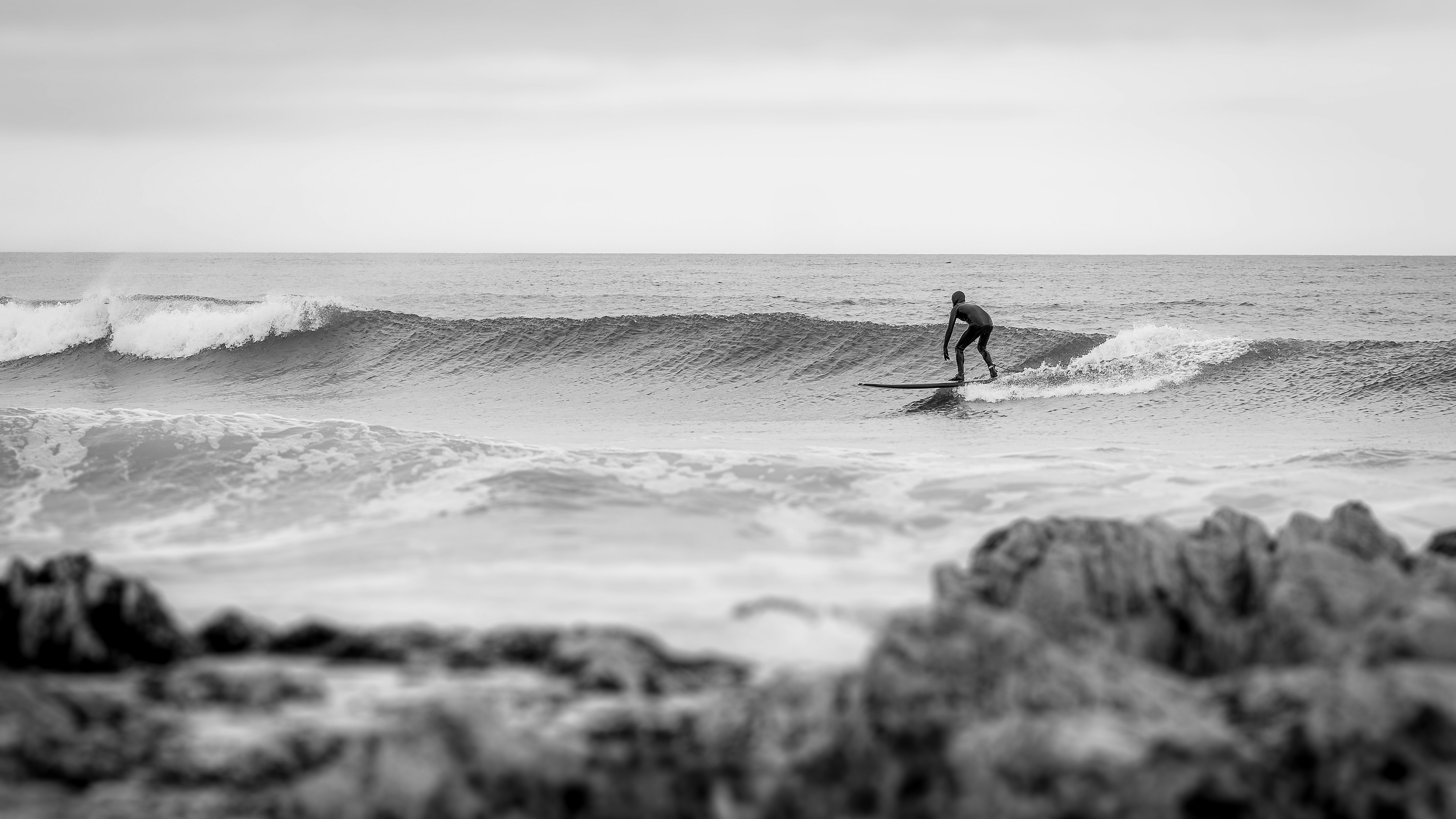 Surfista en las playas de Punta del Este, Uruguay