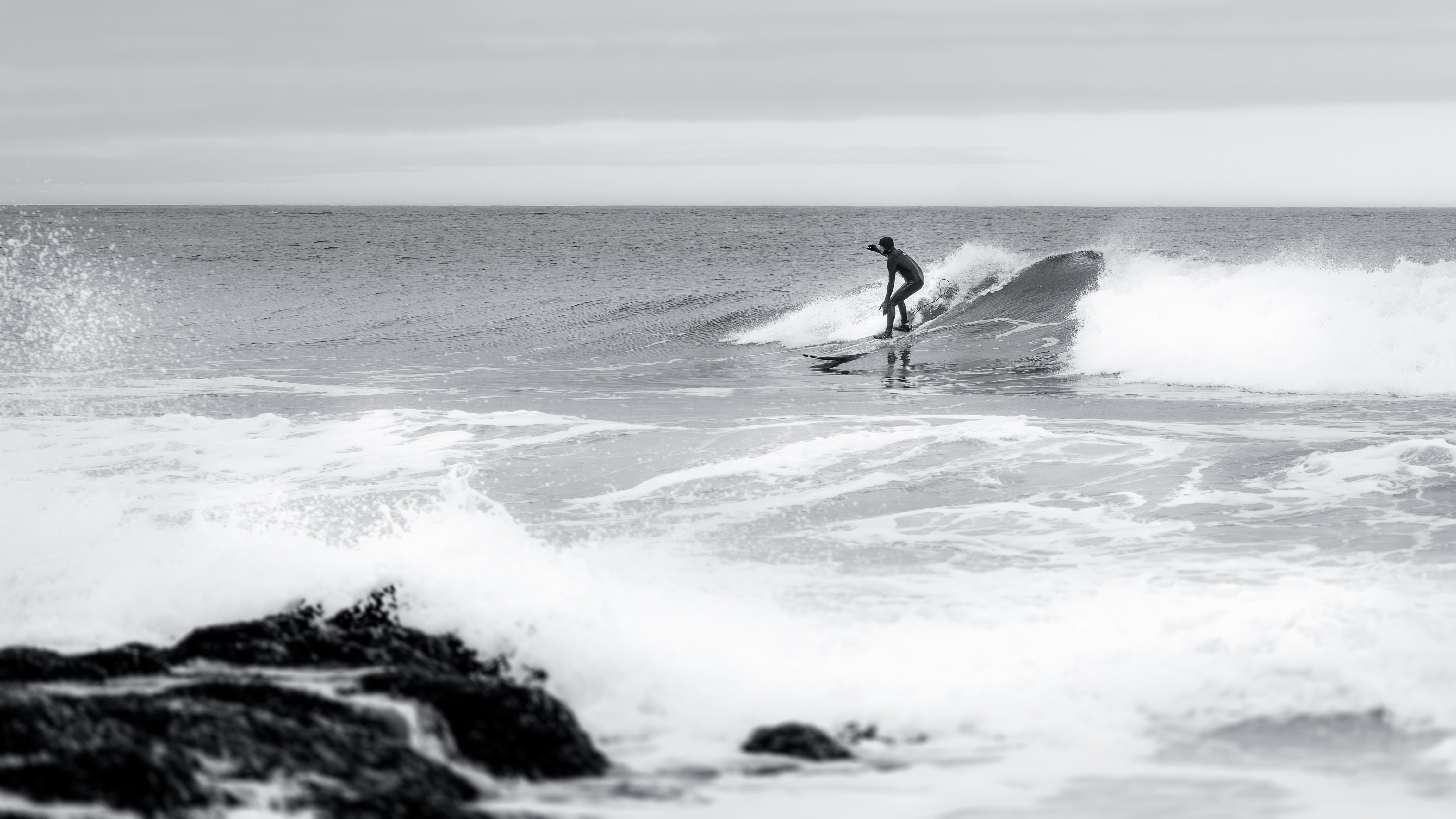Surfista en las playas de Punta del Este, Uruguay