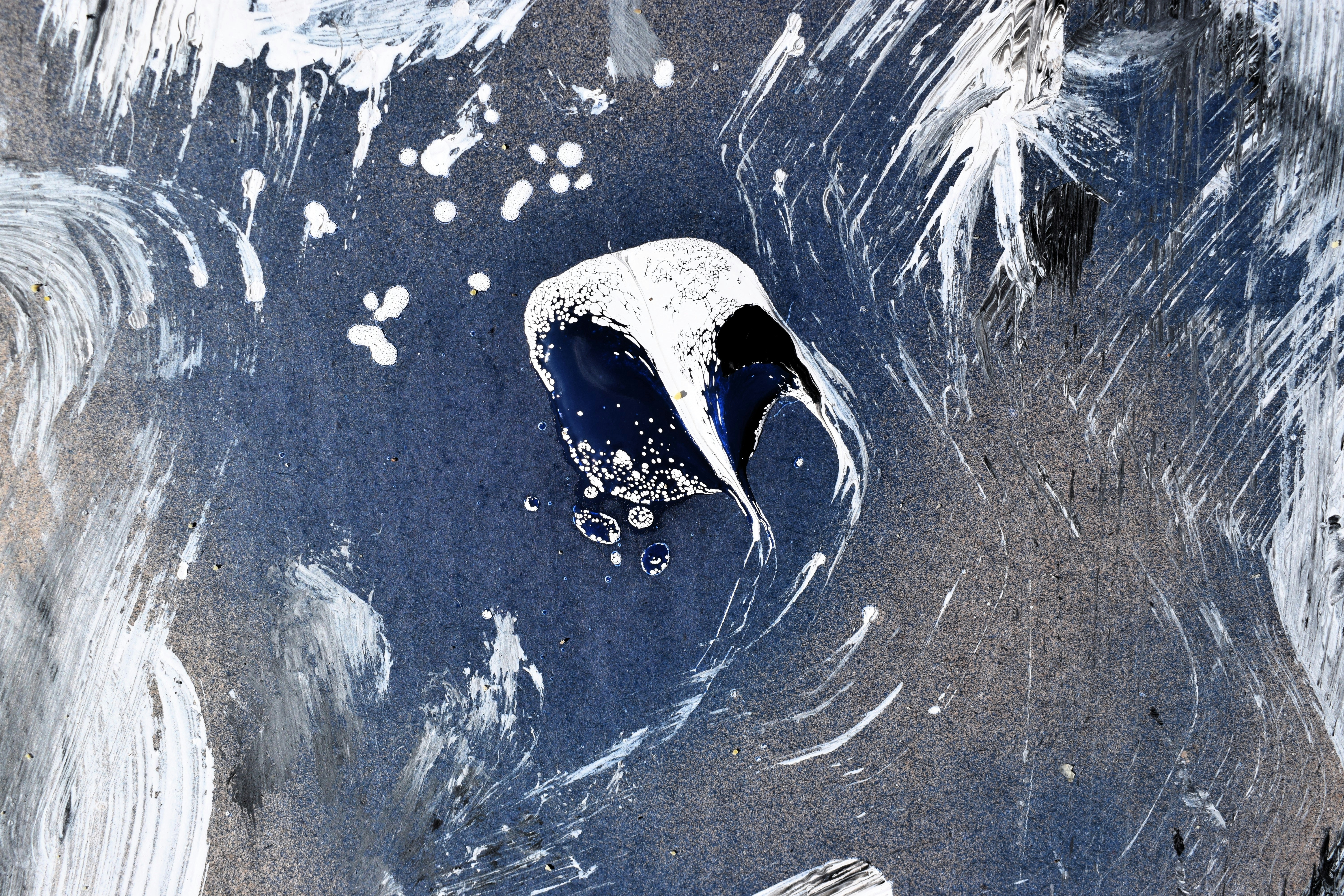 Central Crescent in Frost: Ice Spirals on a Glassy Surface