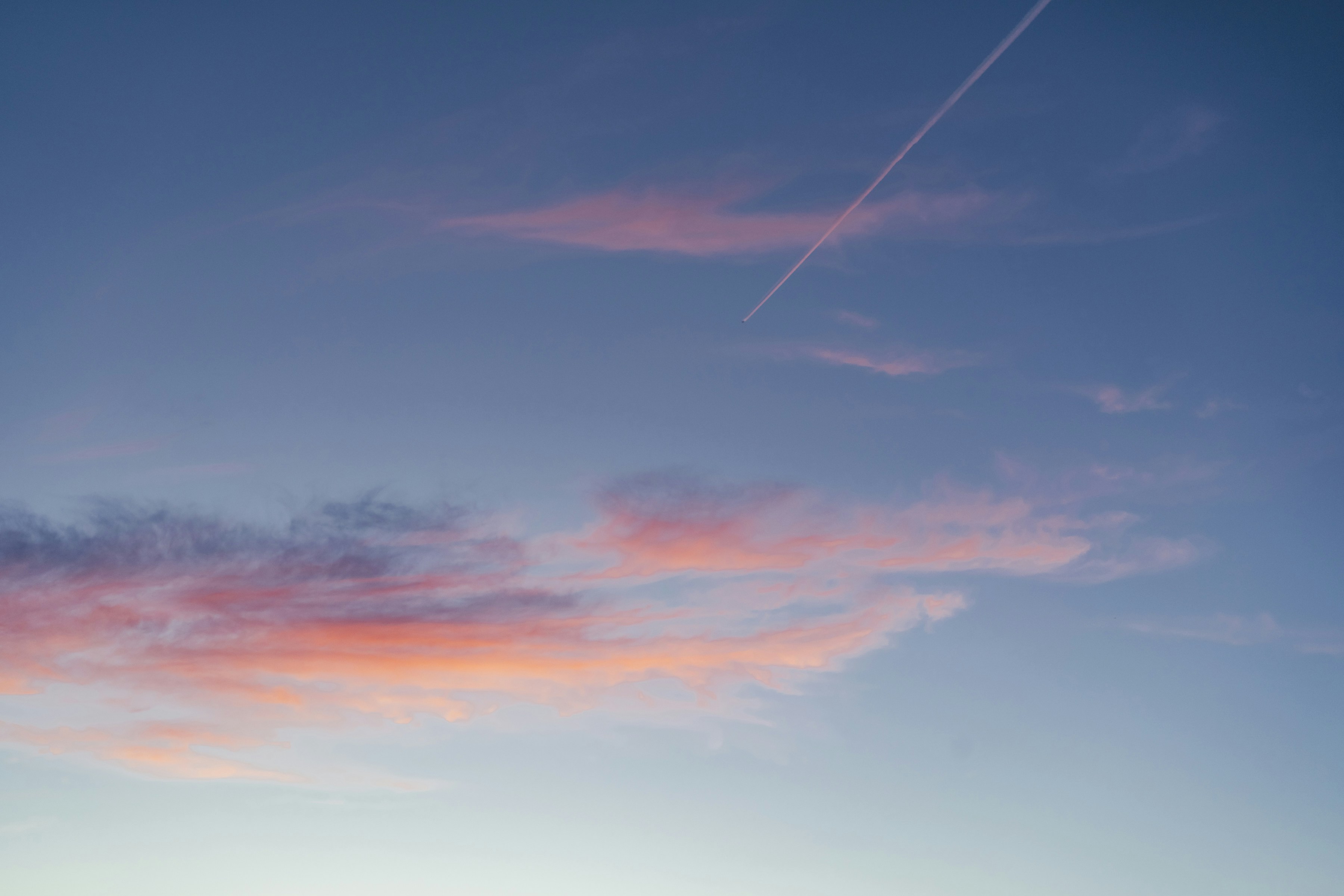 A plane flying in the sky at sunset photo – Free Cloud Image on Unsplash