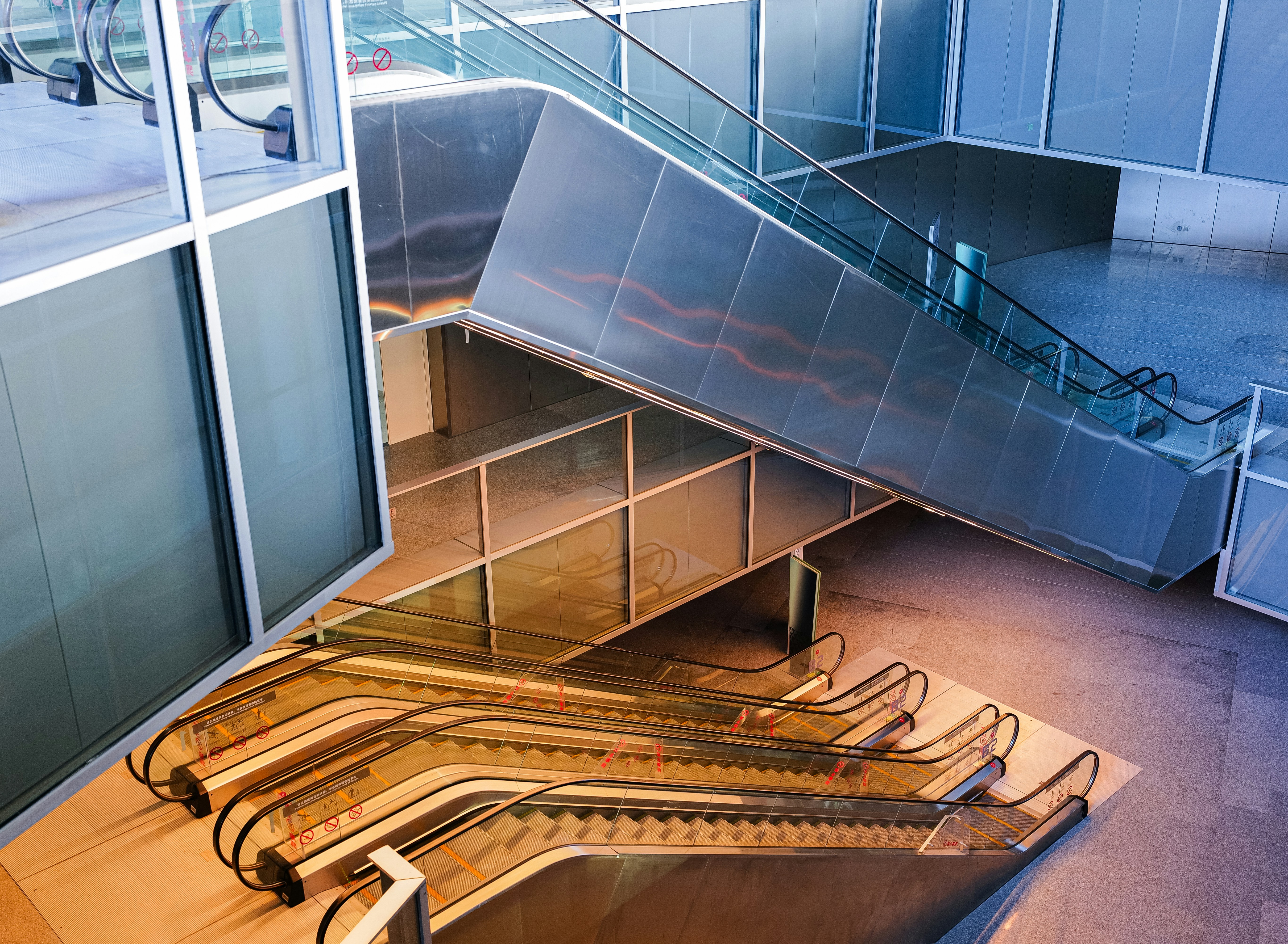 An escalator in a building with a bunch of escalators photo – Free ...