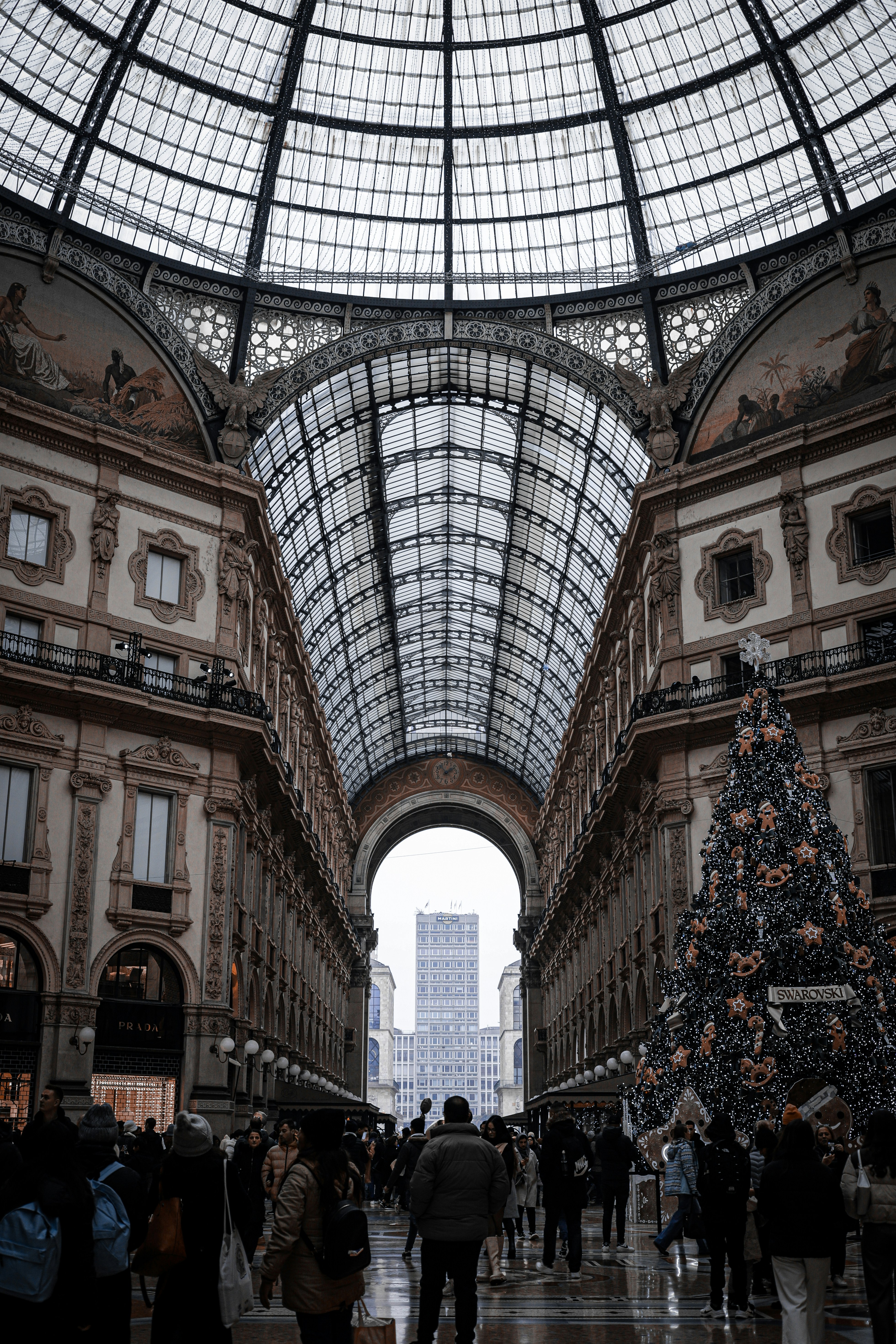 Harmonic Vaults, Velvet Glow: Christmas at Milan's Galleria Vittorio Emanuele II