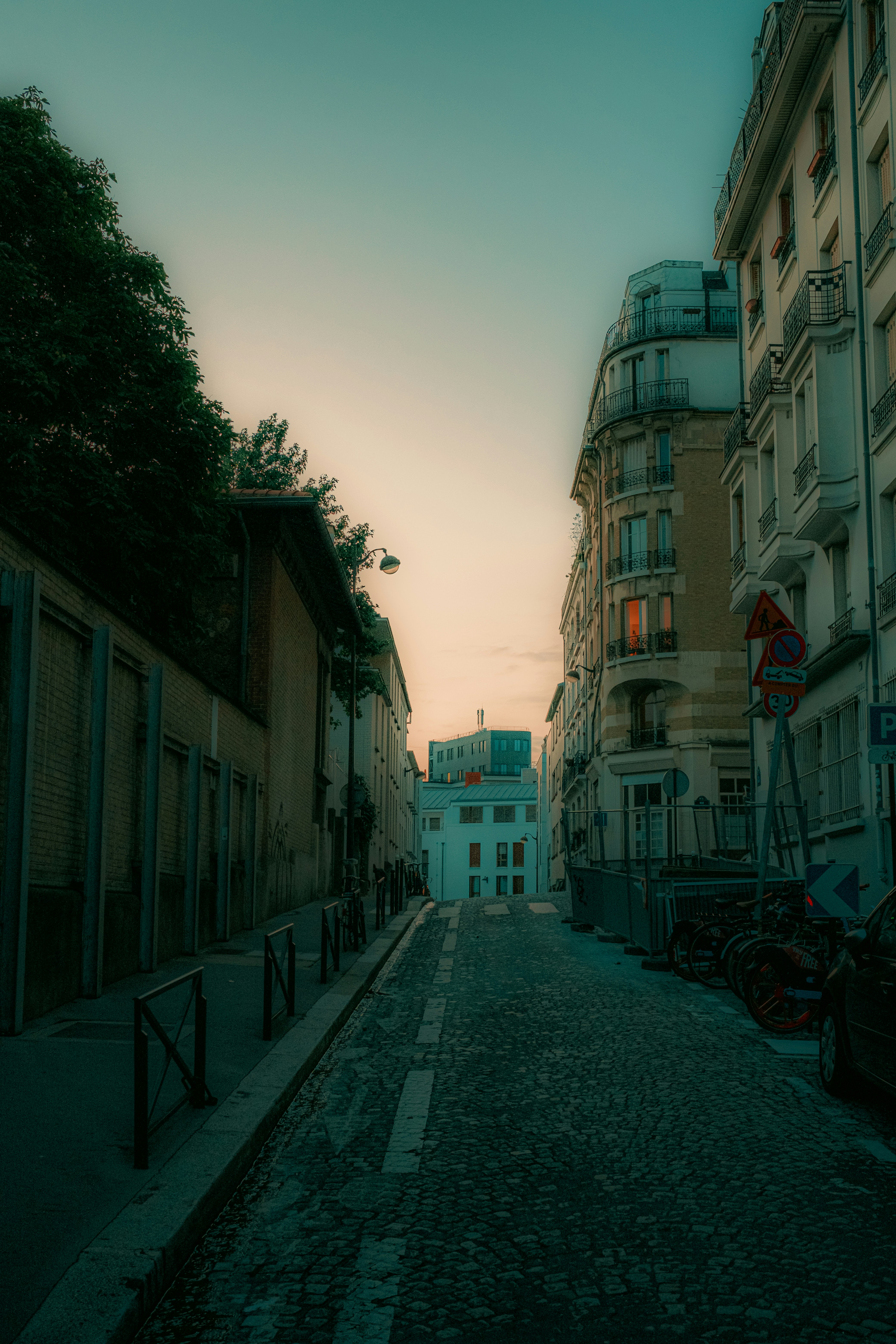 Une rue avec quelques bâtiments des deux côtés photo – Image gratuite ...