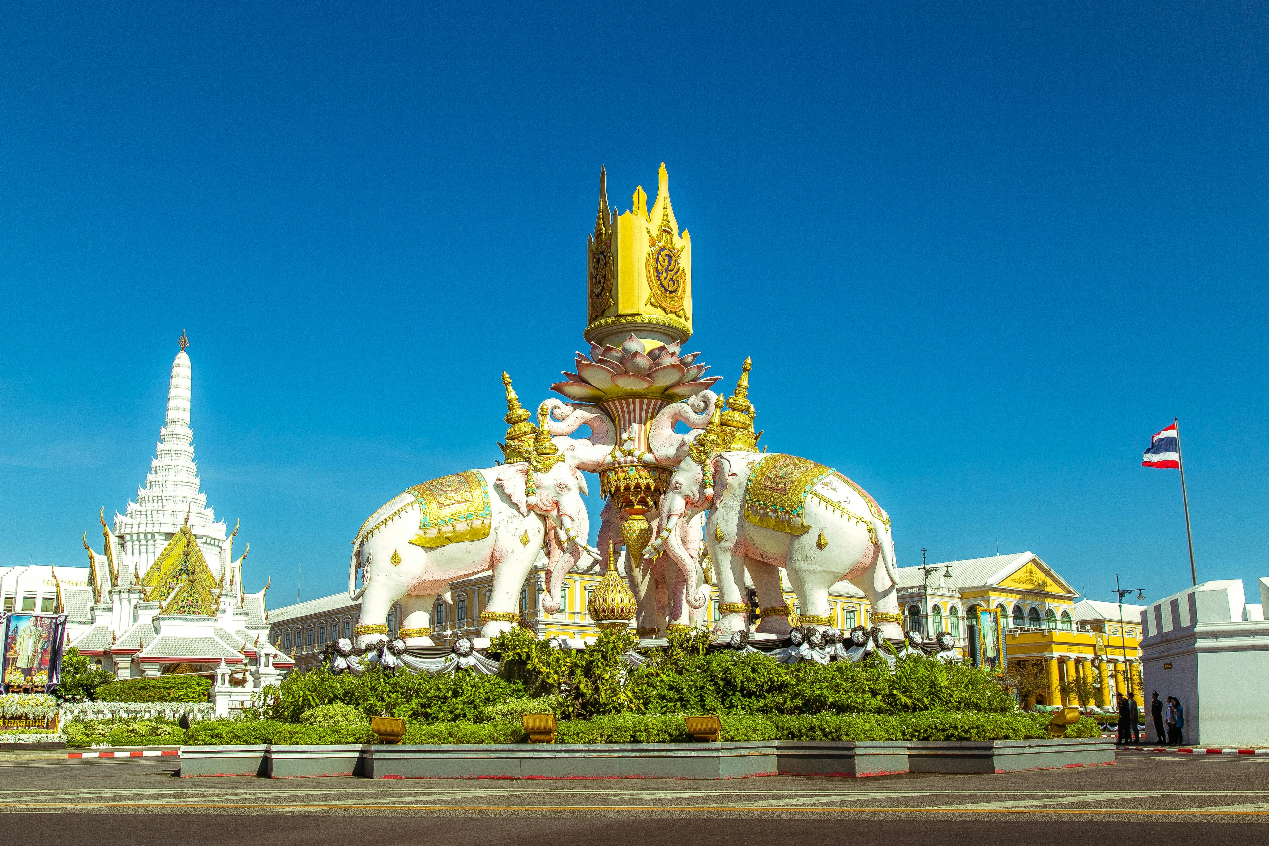 Guardians of the Crowned Trunk: A White-Elephant Monument at a Thai Roundabout