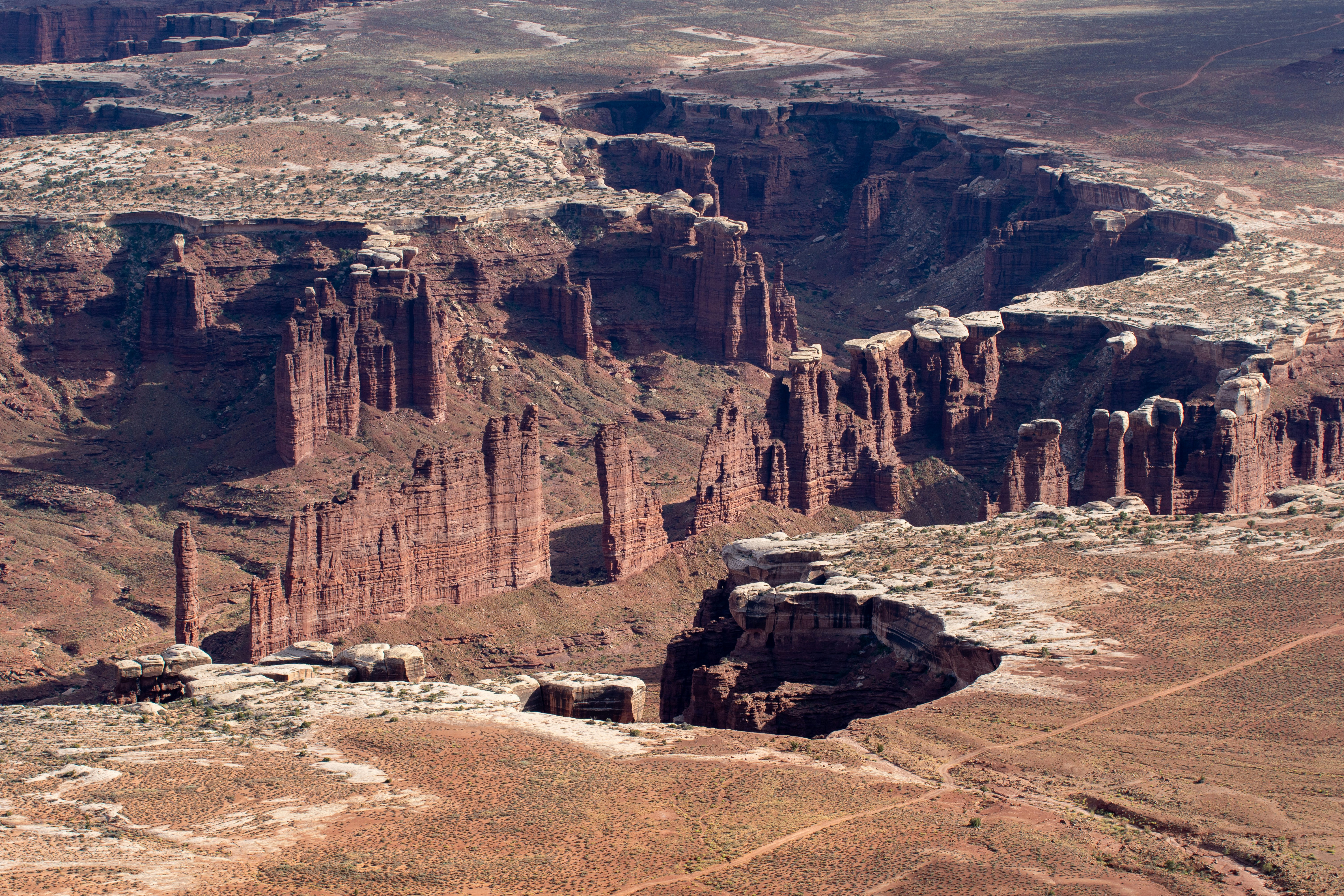 Une vue d’un canyon au milieu du désert photo – Photo Etats-Unis ...