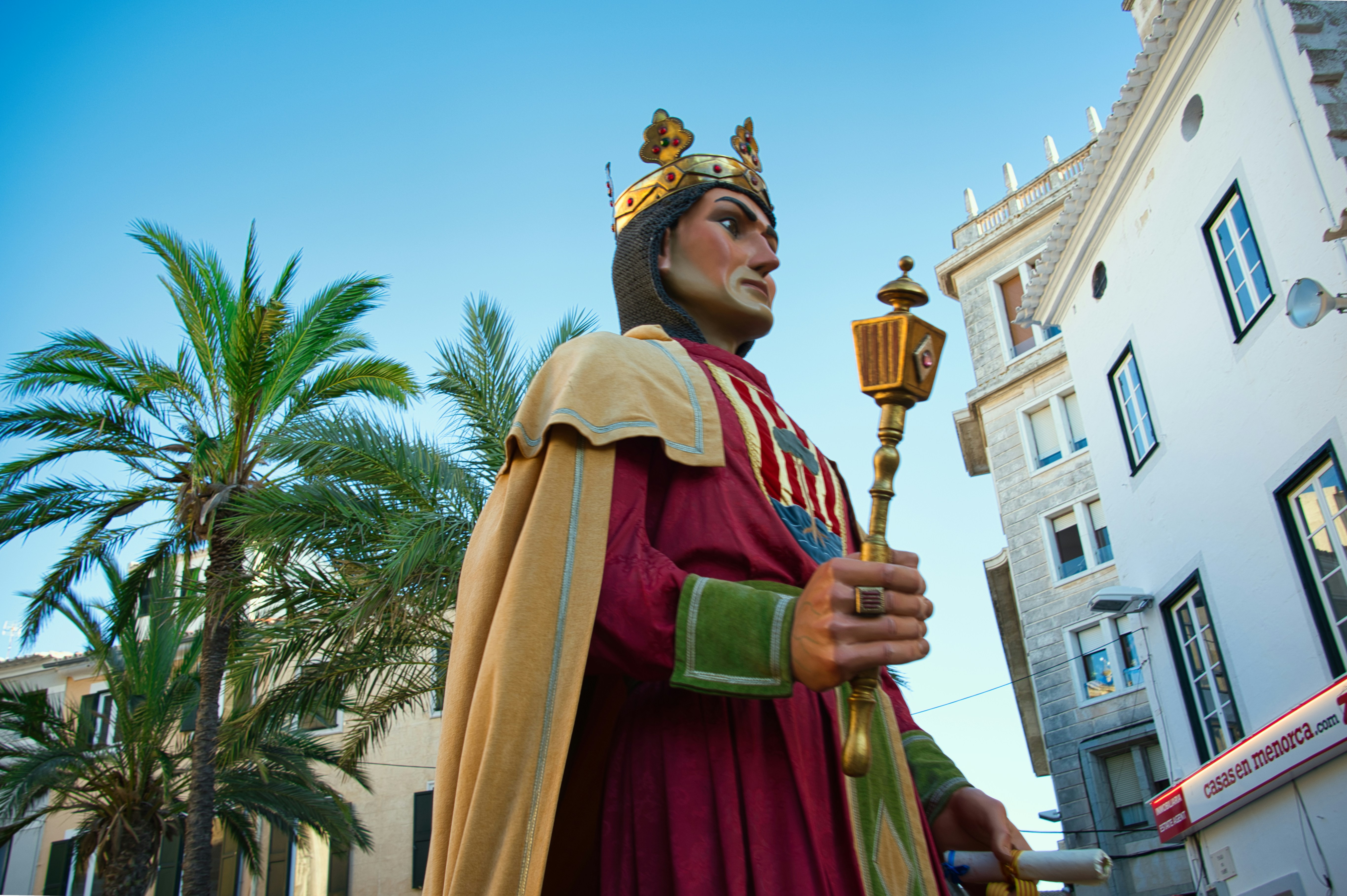 A statue of a king holding a staff photo – Free Mahón Image on Unsplash