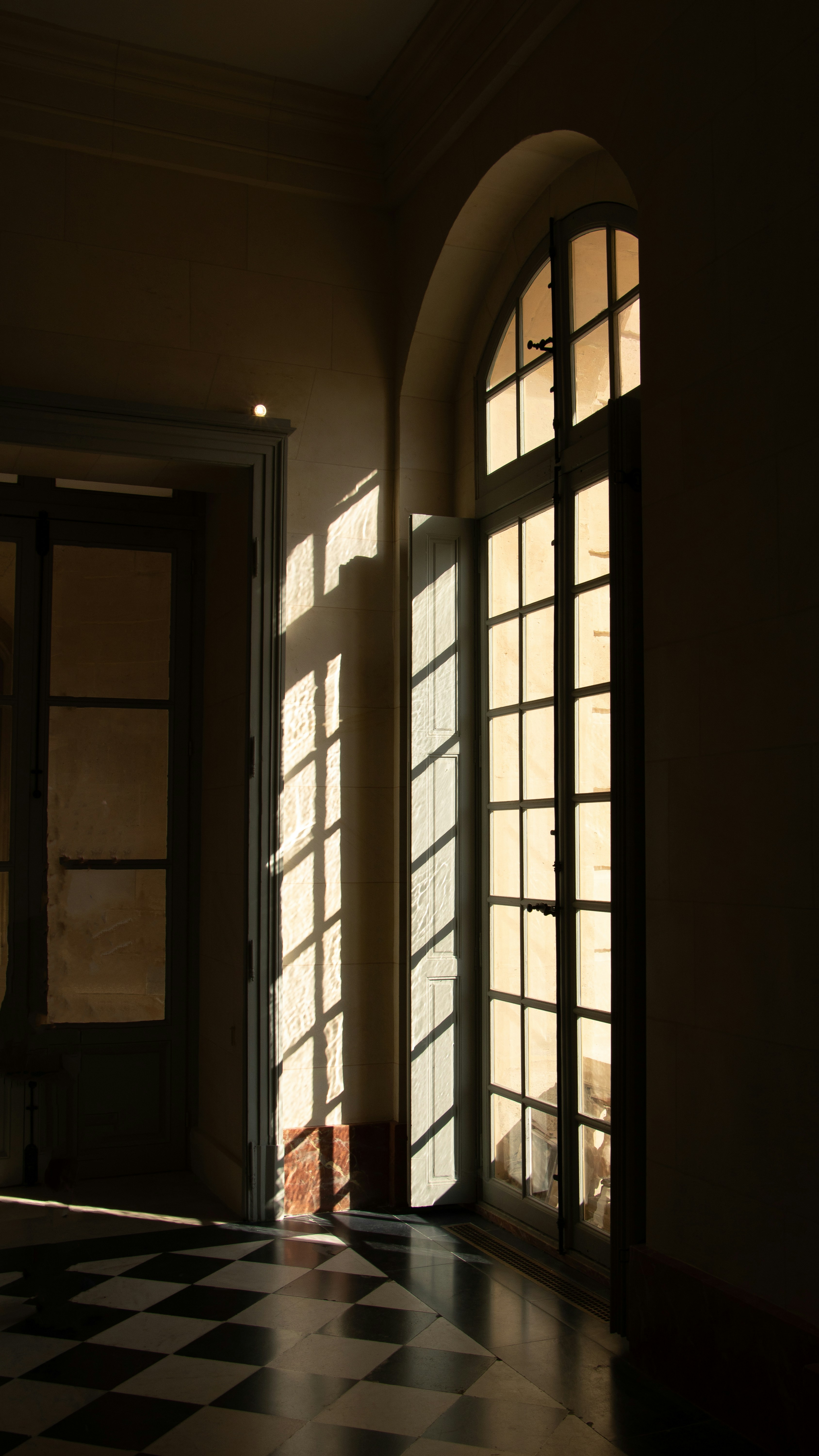 A room with a checkered floor and two open doors photo – Free France ...