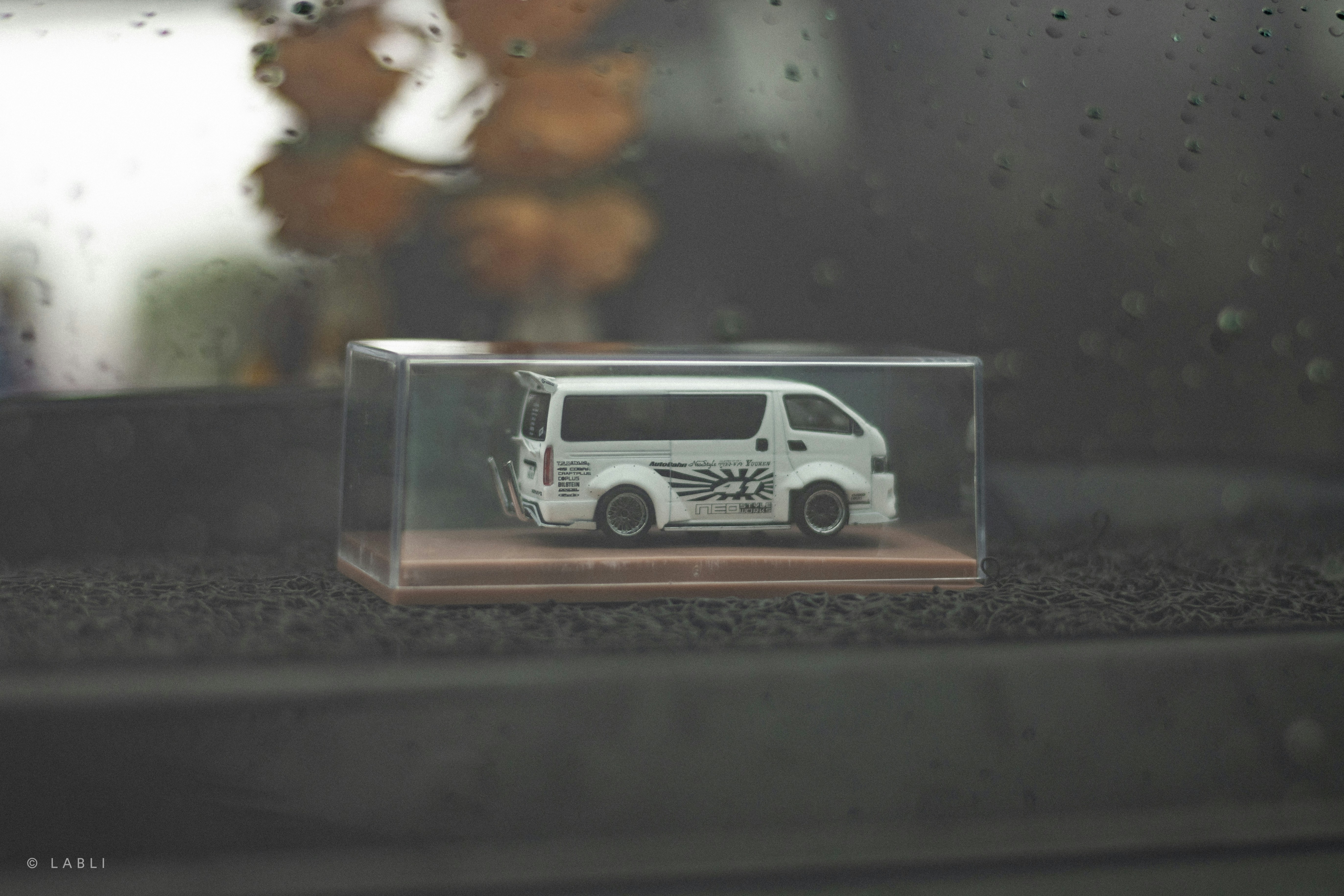 A white mini van is in a clear box photo – Free Sablan Image on Unsplash