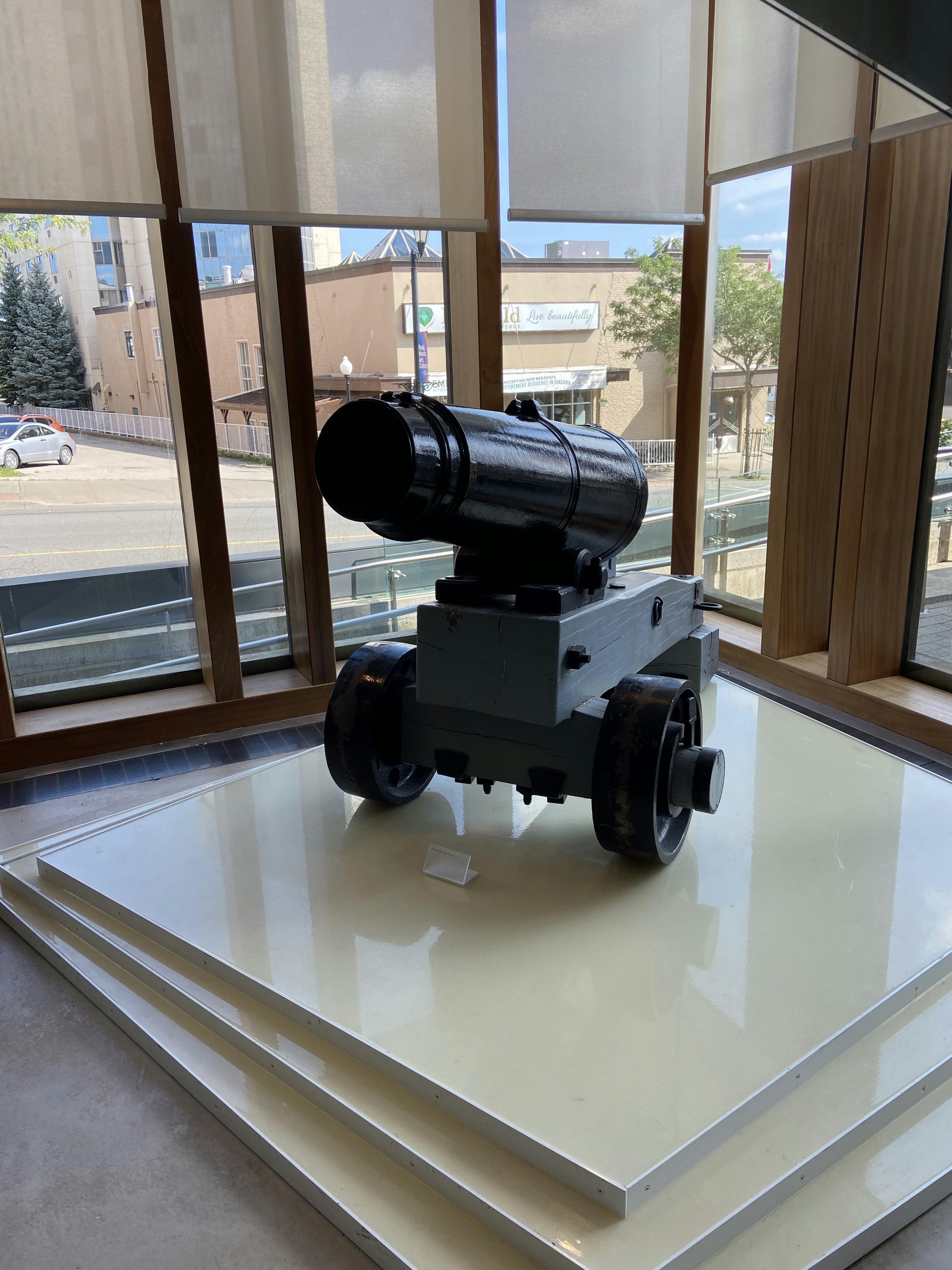 A large machine gun sitting on top of a table photo – Free Canada Image ...