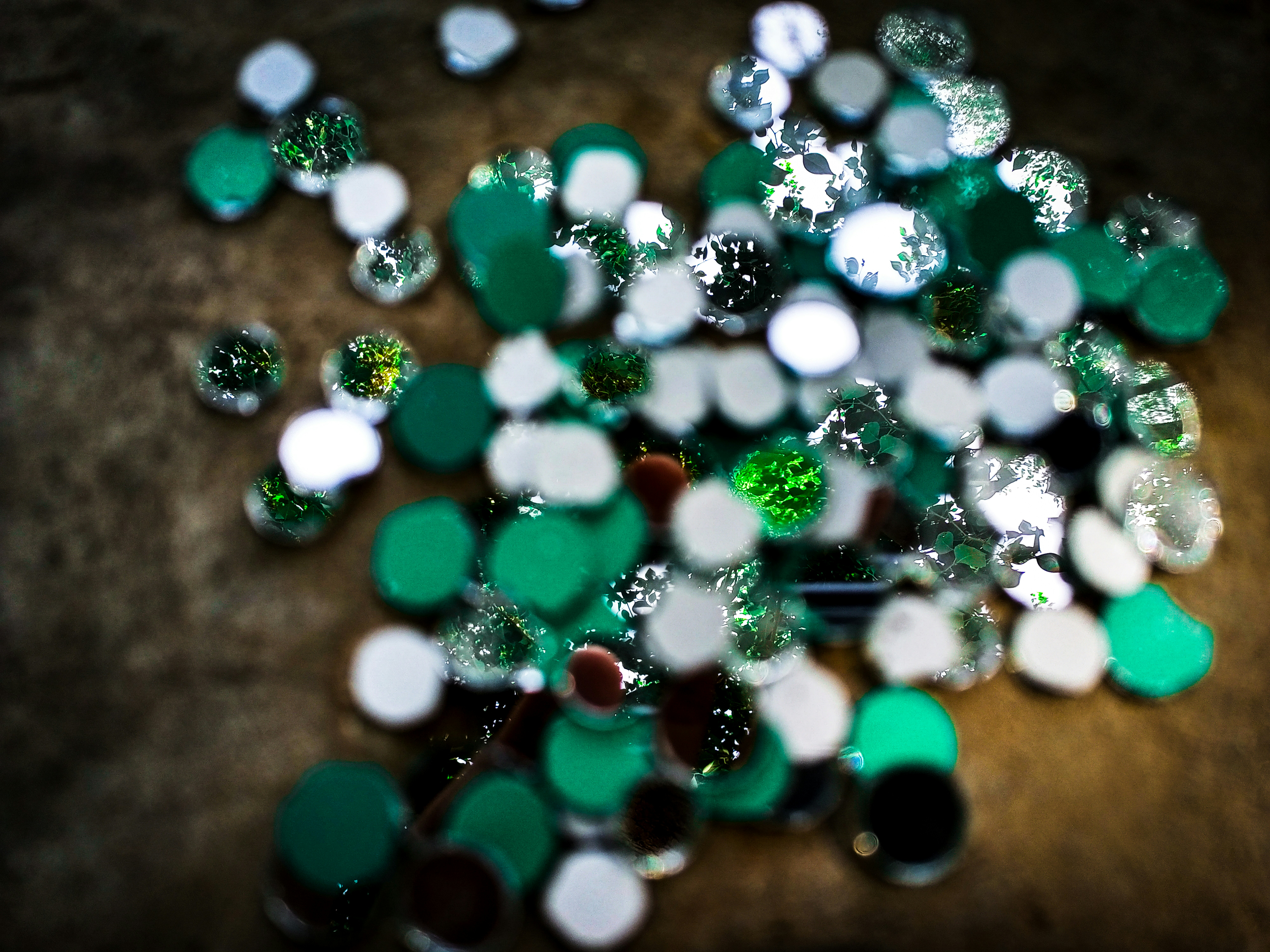 Foto Una pila de botones verdes y blancos sentados encima de una mesa ...