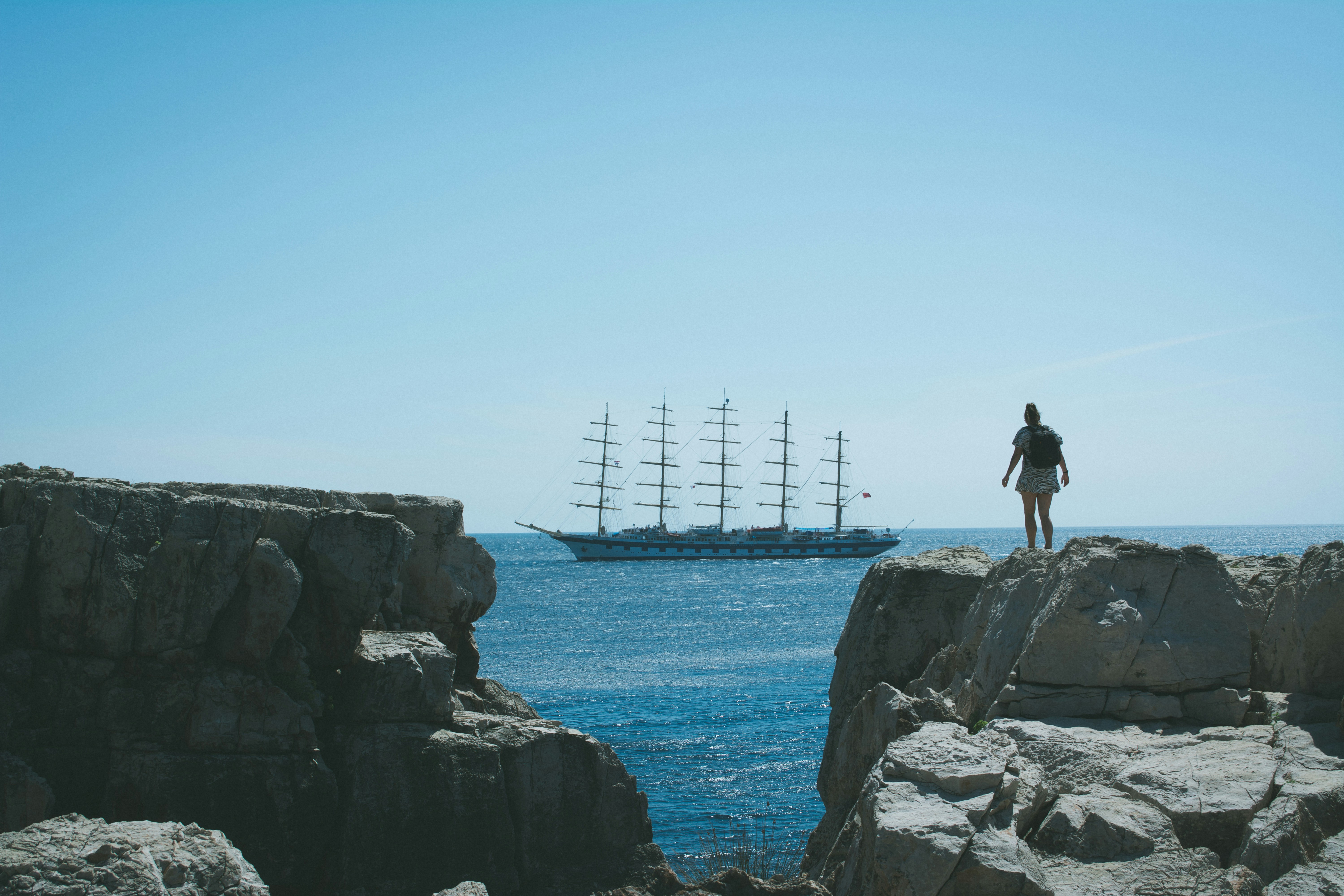 Mariner of the Cliff: A lone observer and a distant tall ship