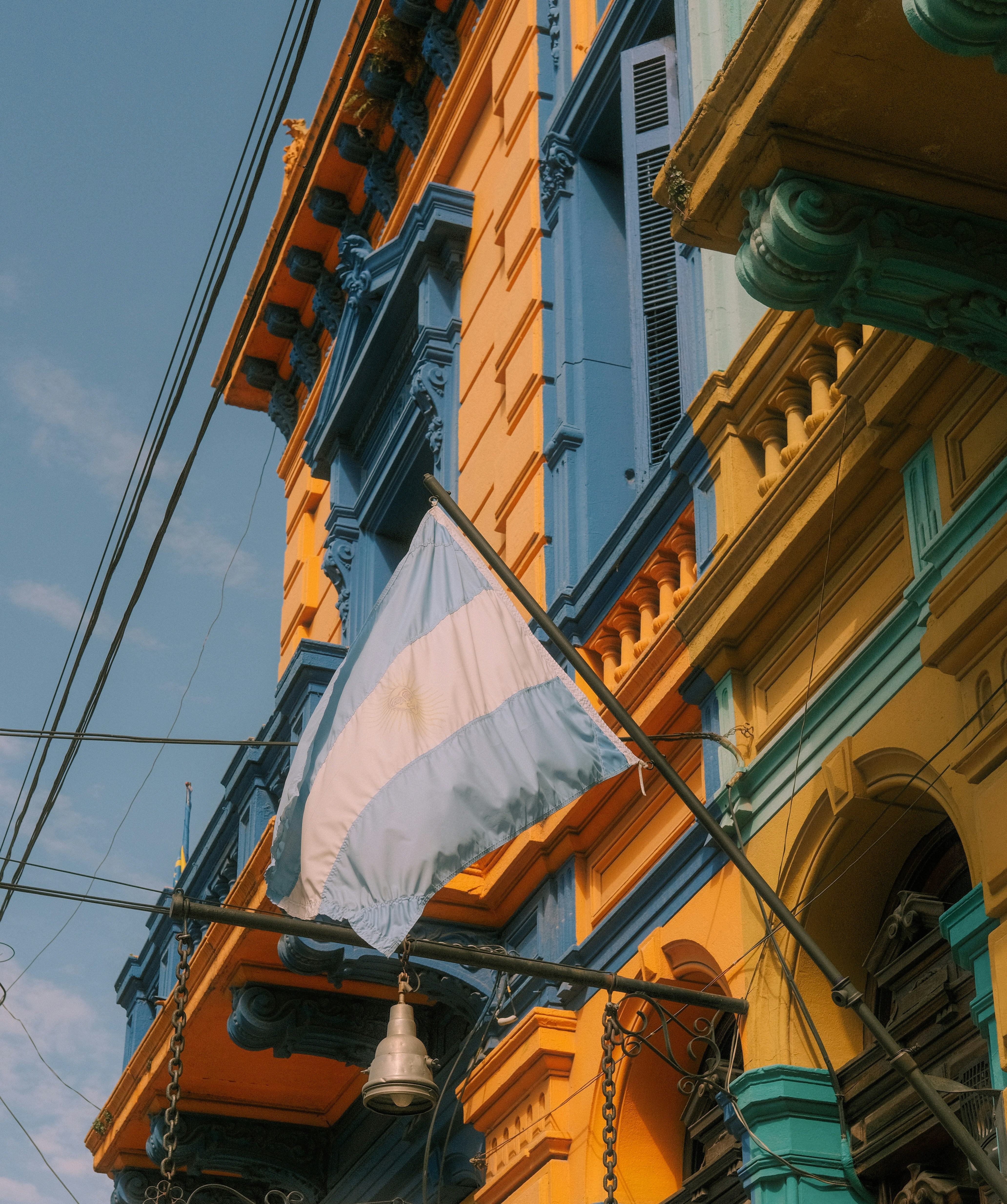 Un edificio con una bandera colgando de su costado foto – Imagen de ...