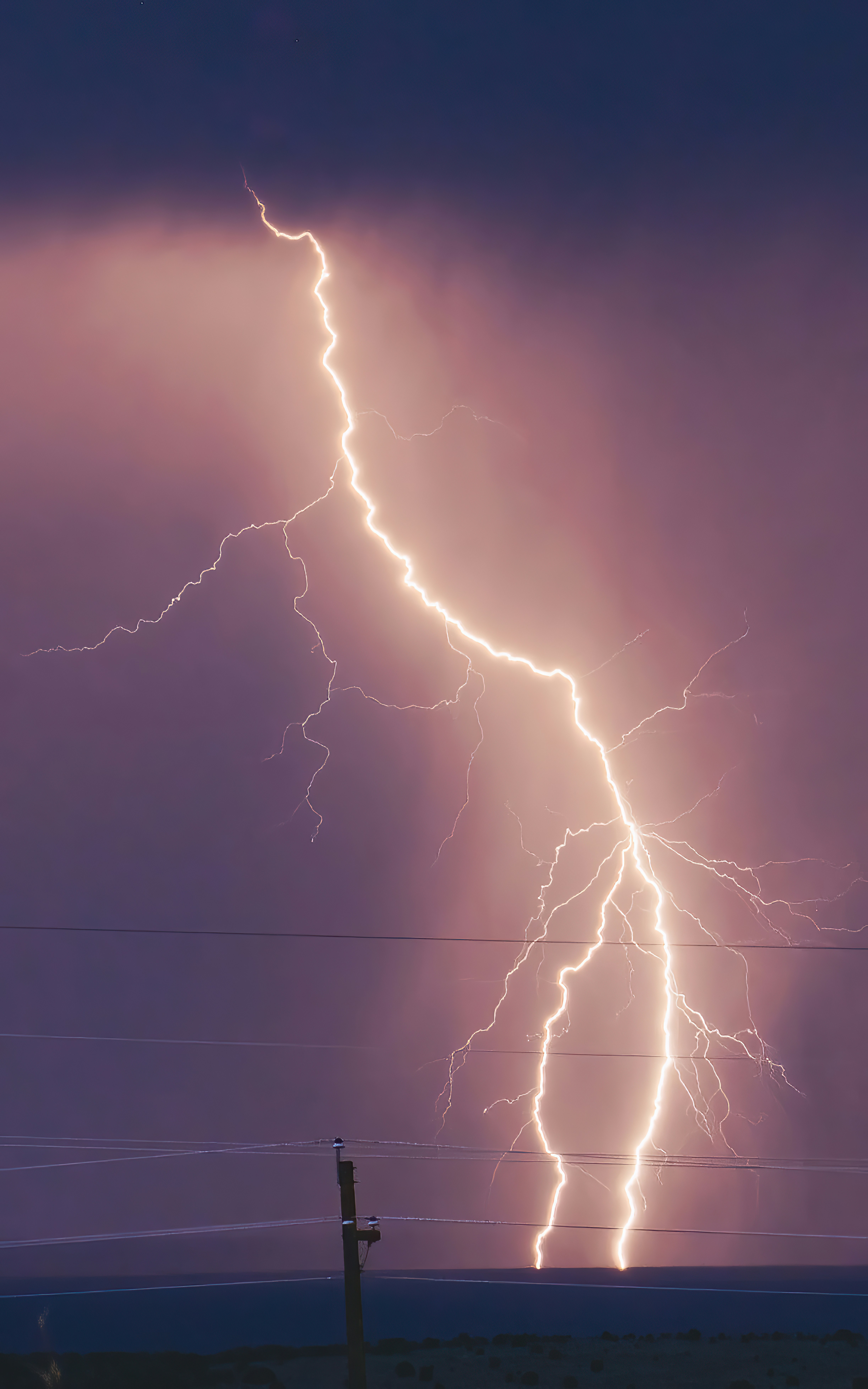 Lightning Conduit: A Night Sky Torn by a Bold Arc