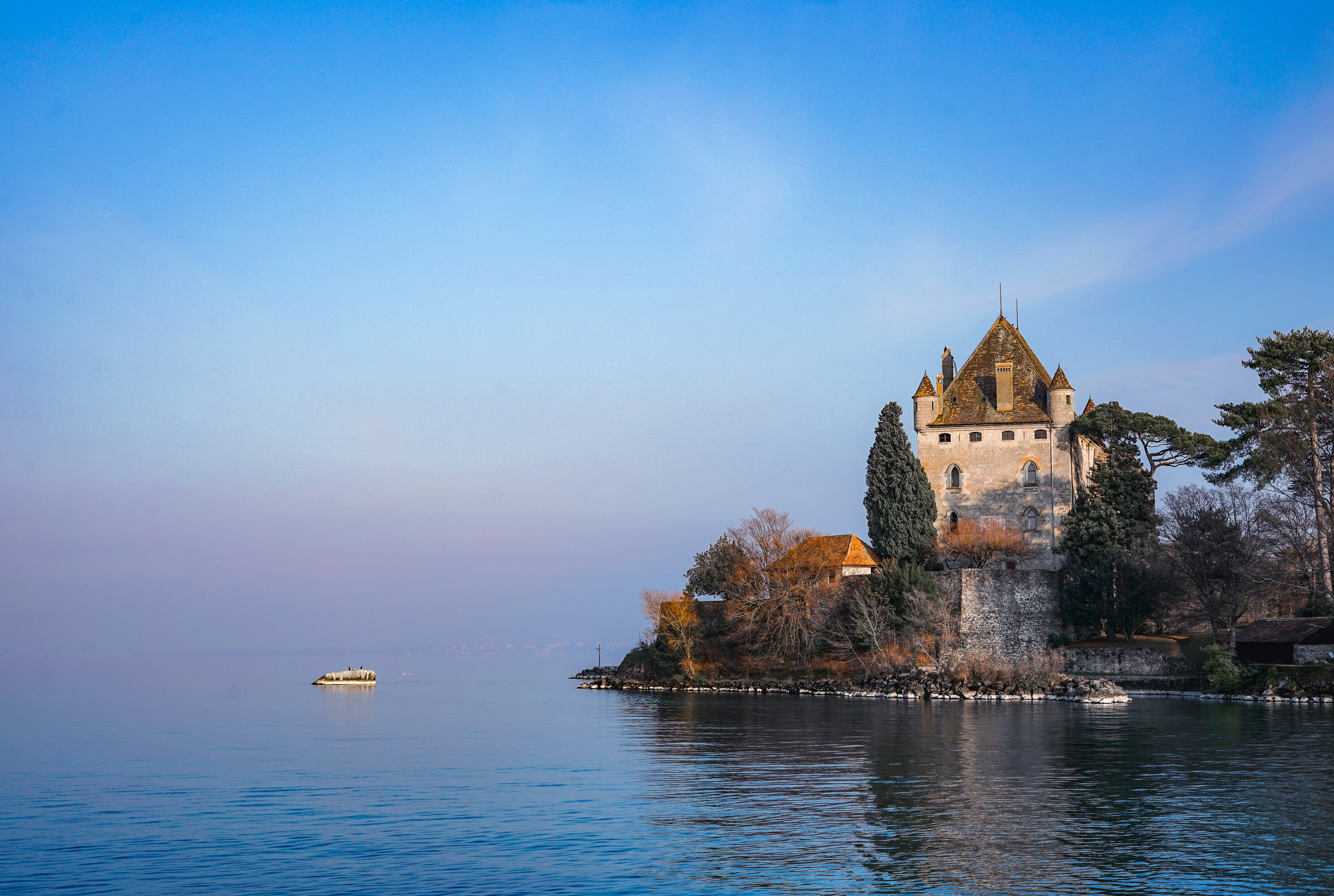 A castle on an island in the middle of the ocean photo – Free Nature ...