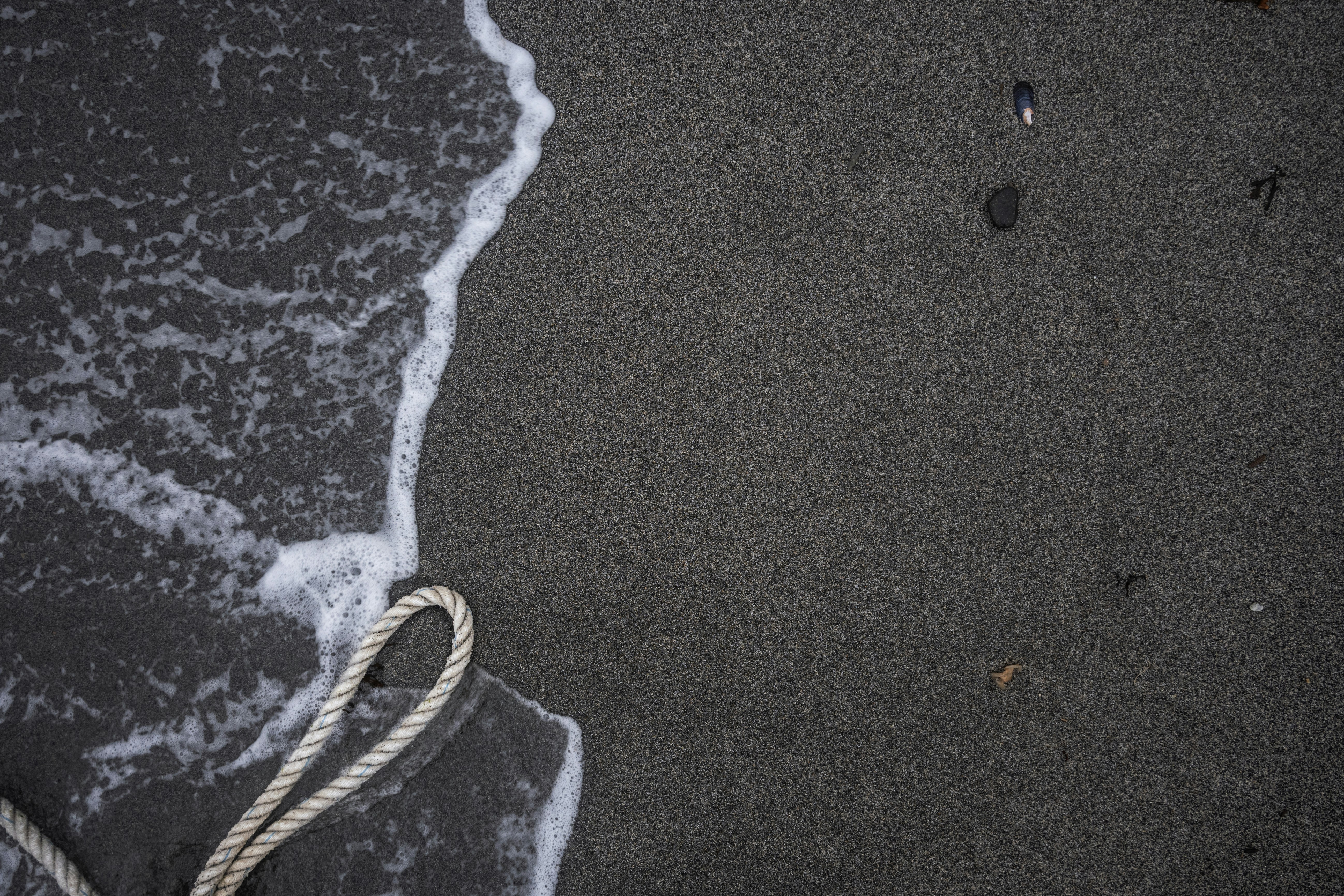 Rope by the Shore: A Quiet Edge of Tides