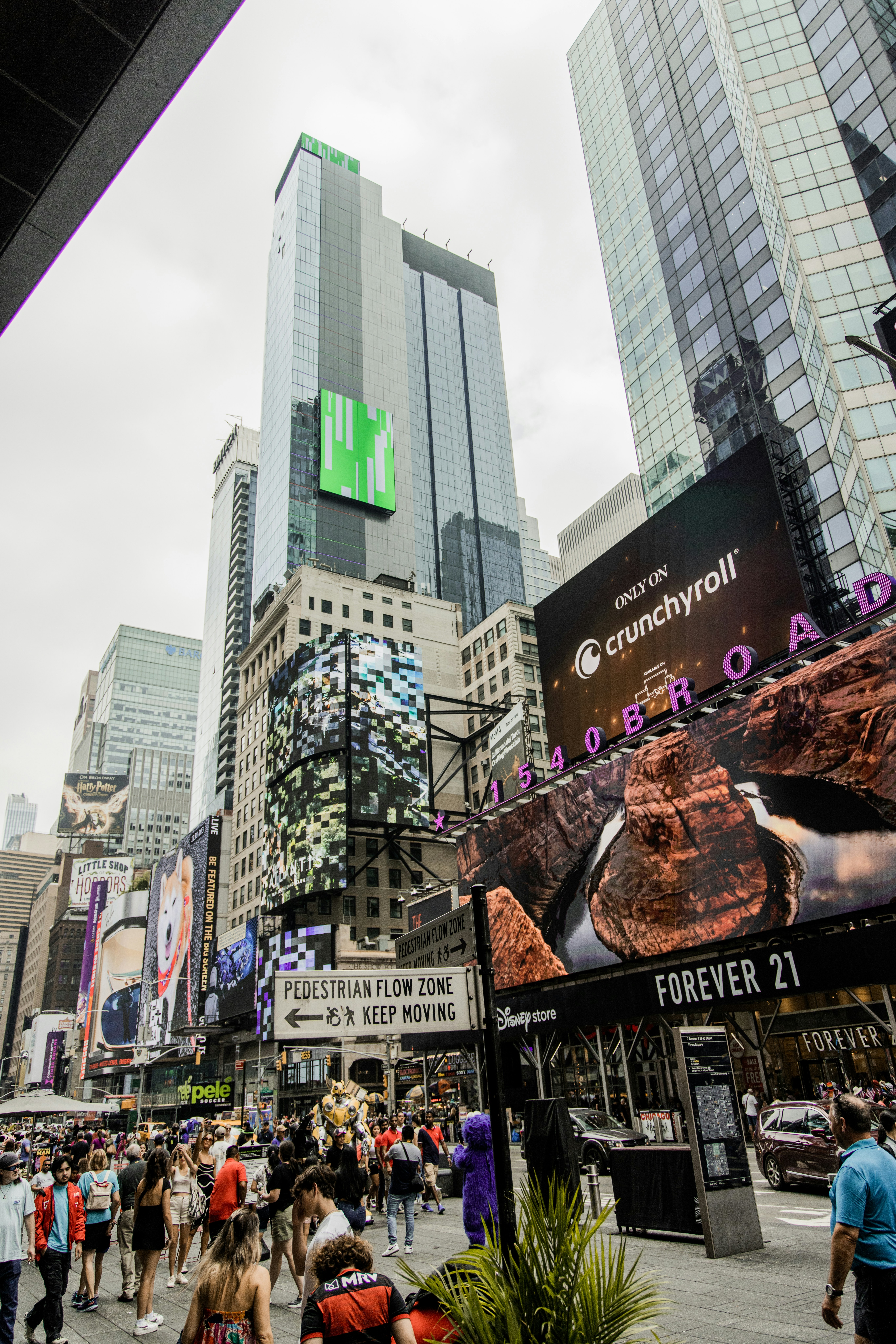 Neon Pulse Over the Crowded Crossroads