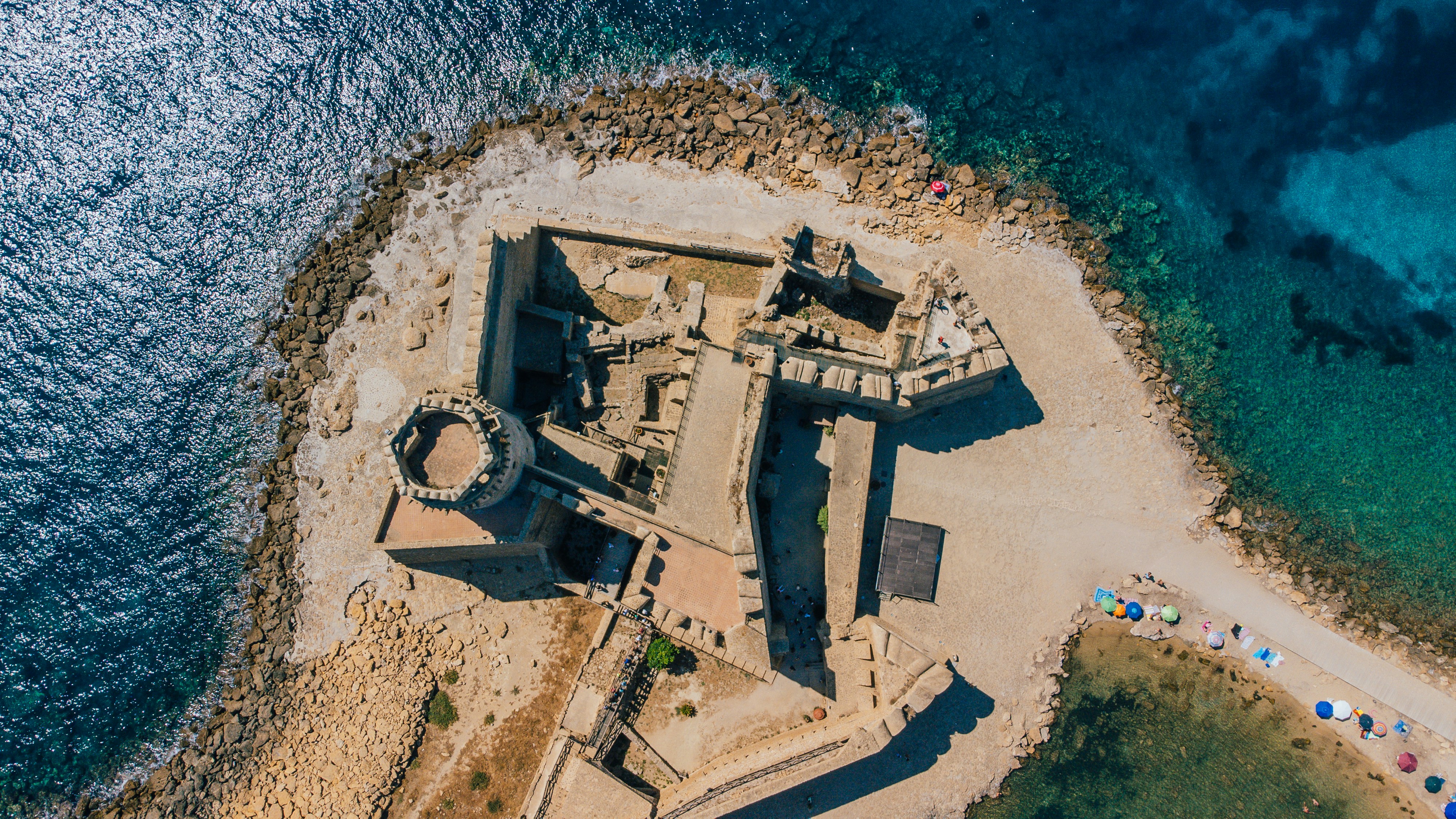 Una vista aérea de un castillo en el océano foto – Imagen de Italia ...