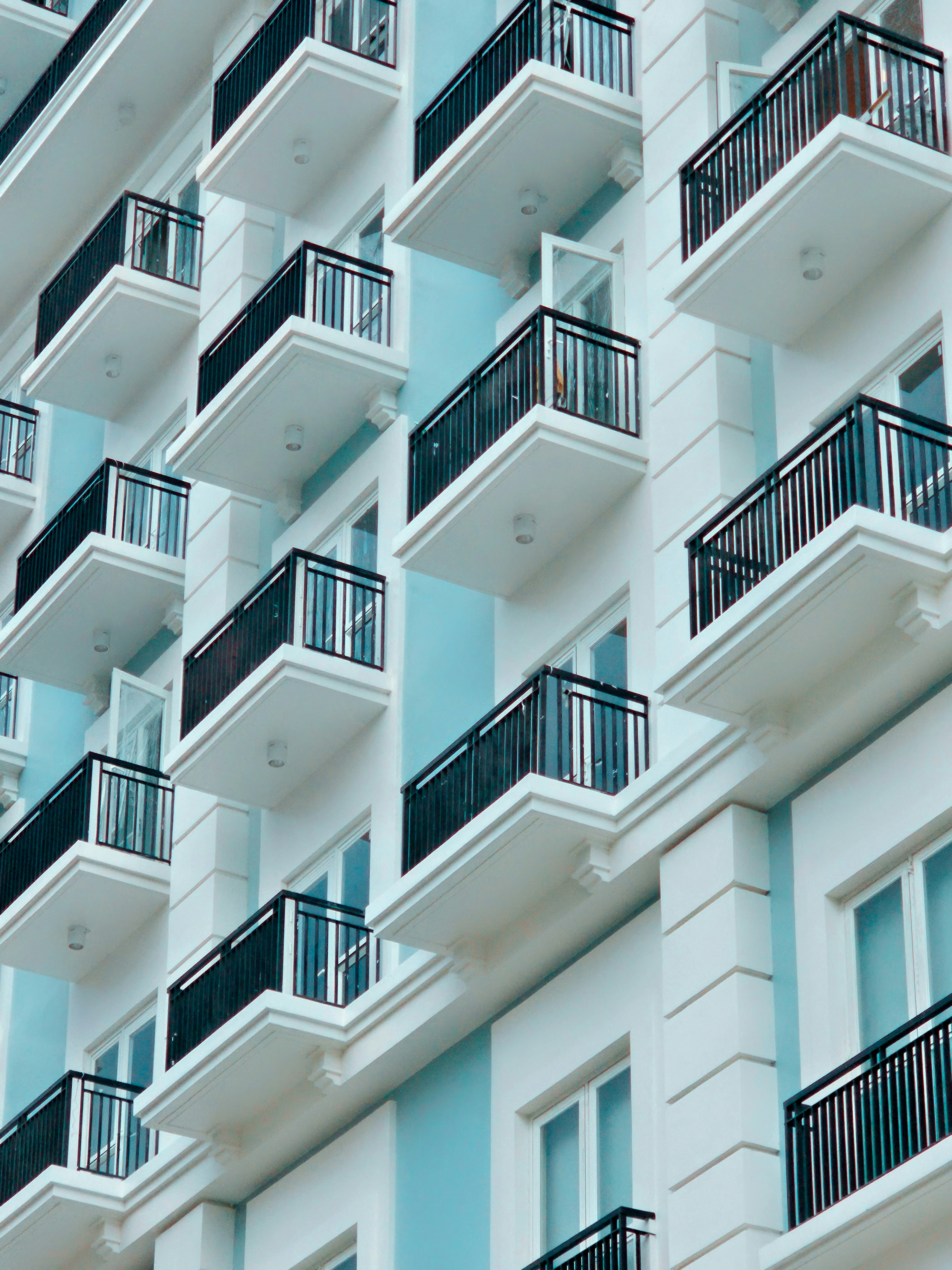 Un très grand immeuble avec balcons et balcons photo – Photo Ville ...