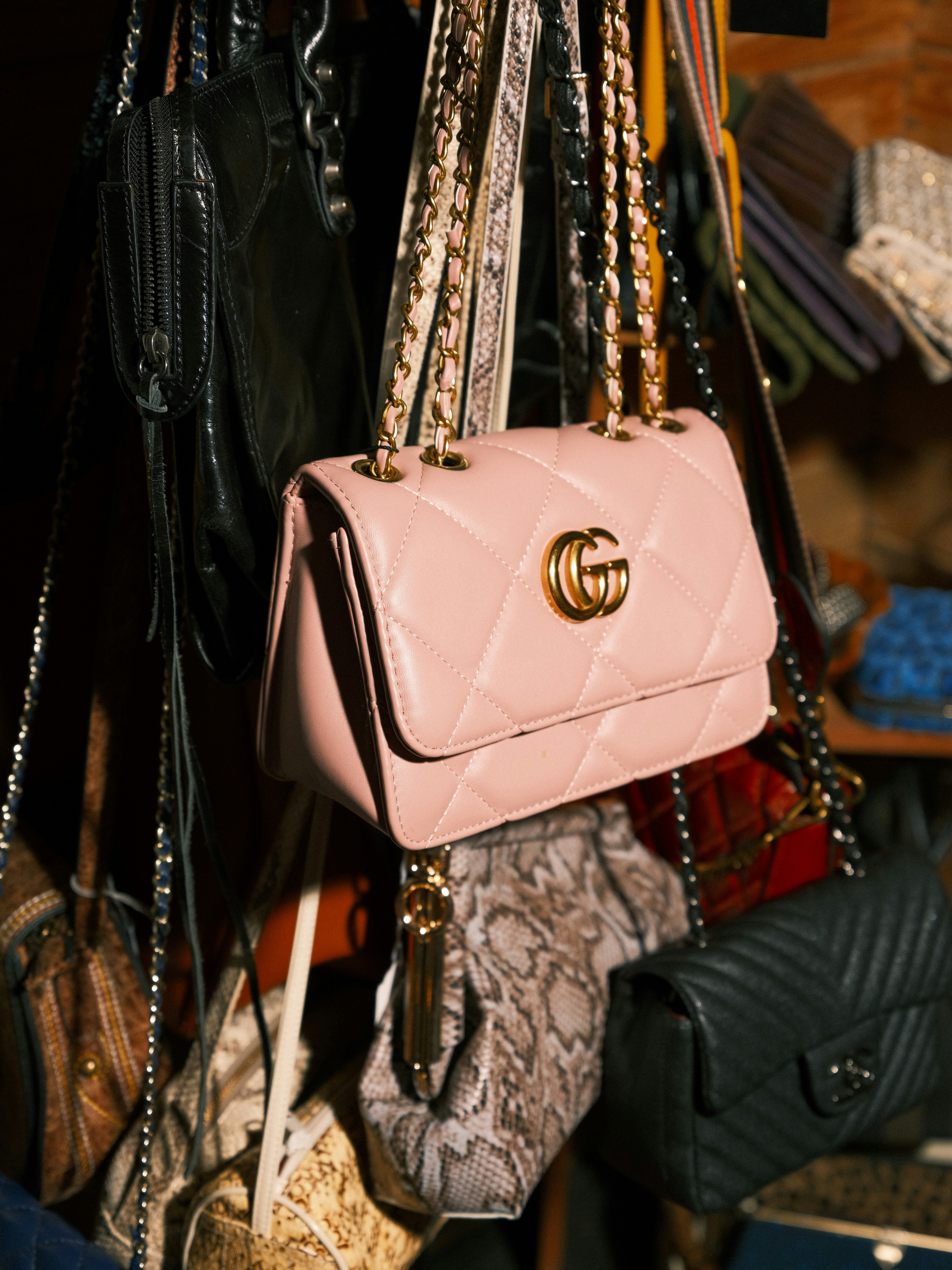 A bunch of purses hanging from a rack photo – Free Style Image on Unsplash