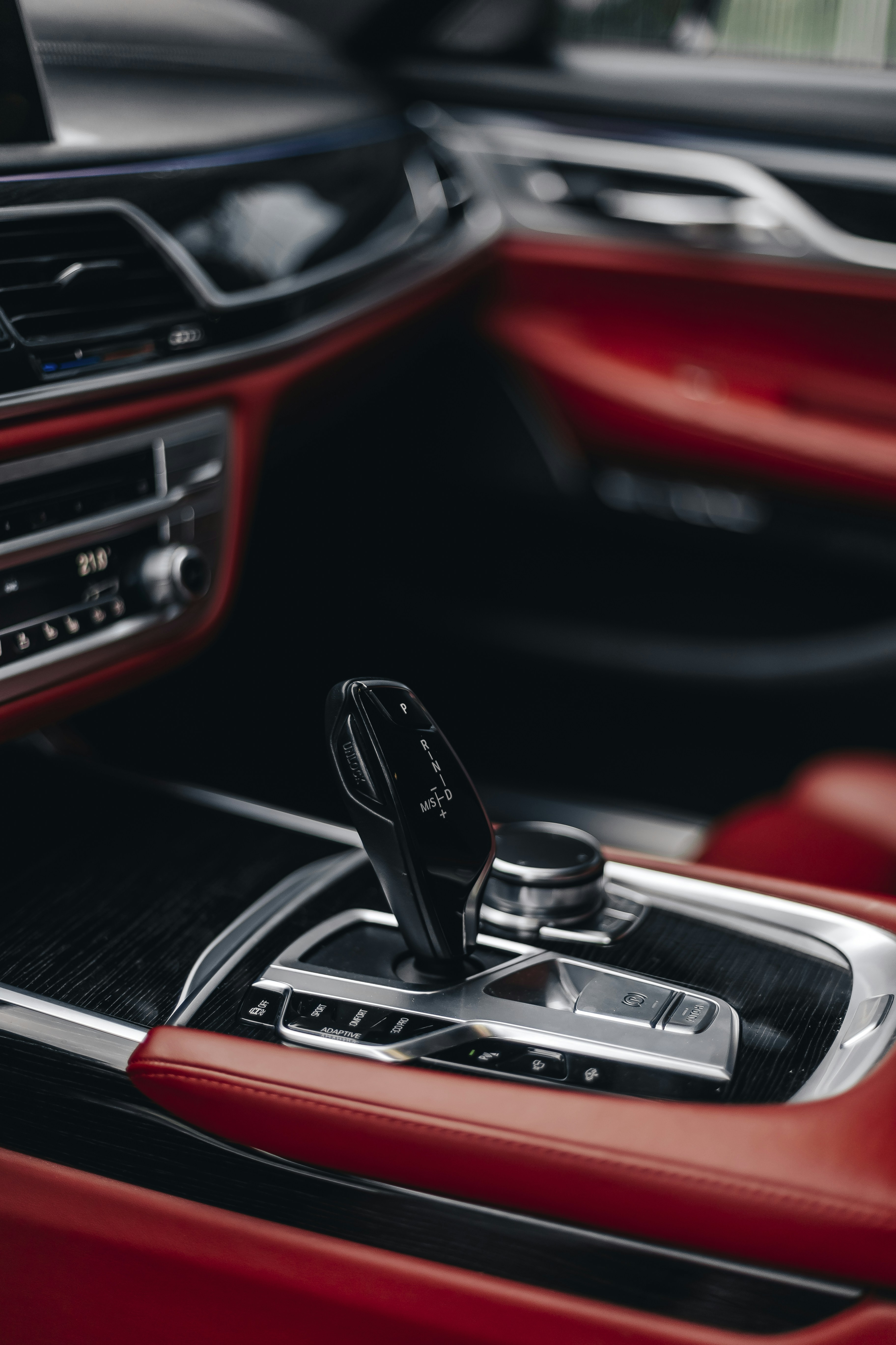 Der Innenraum eines Autos mit rotem Armaturenbrett Foto – Kostenloses ...