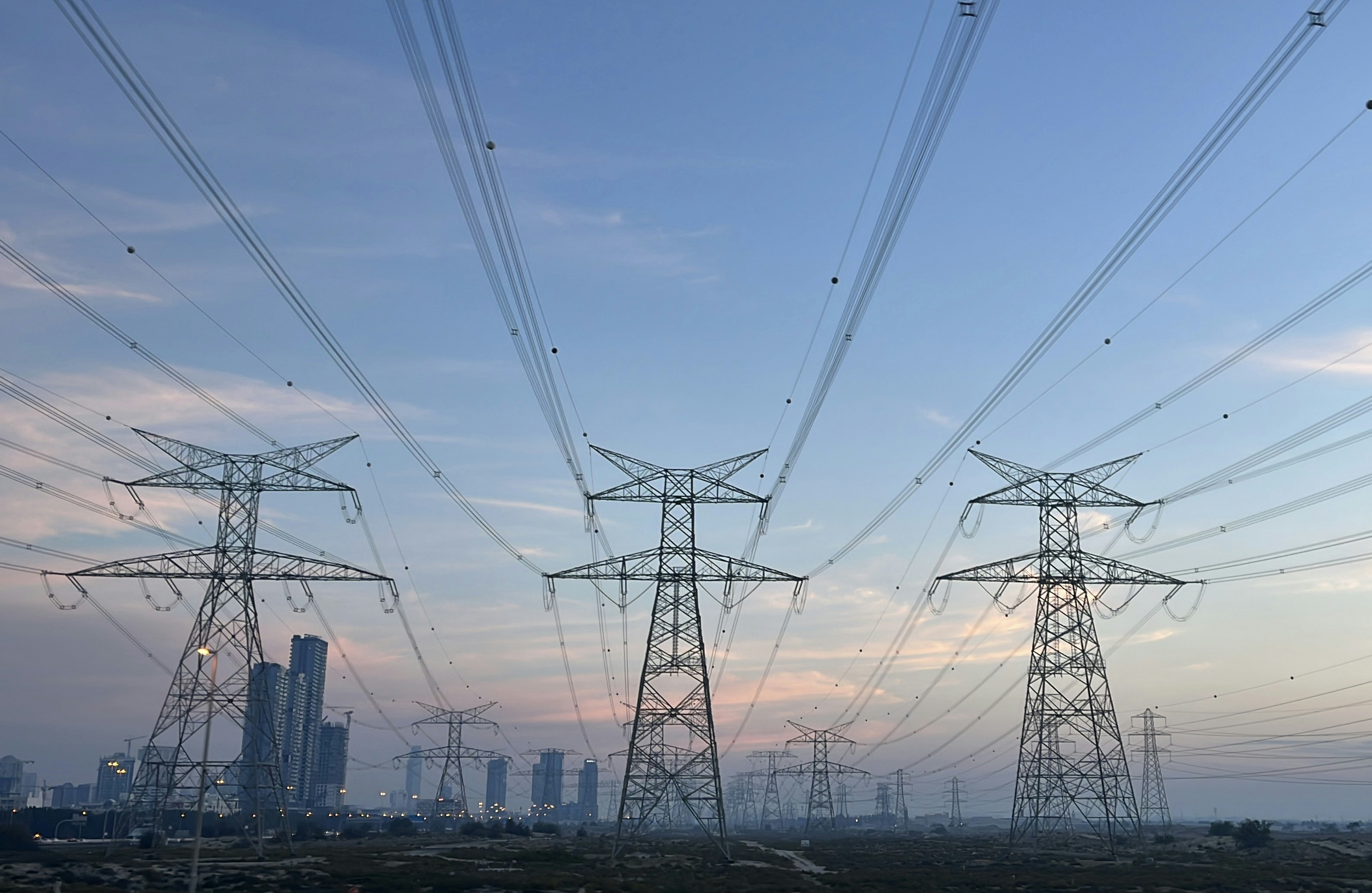 A group of power lines in the middle of a city photo – Free Dubai ...