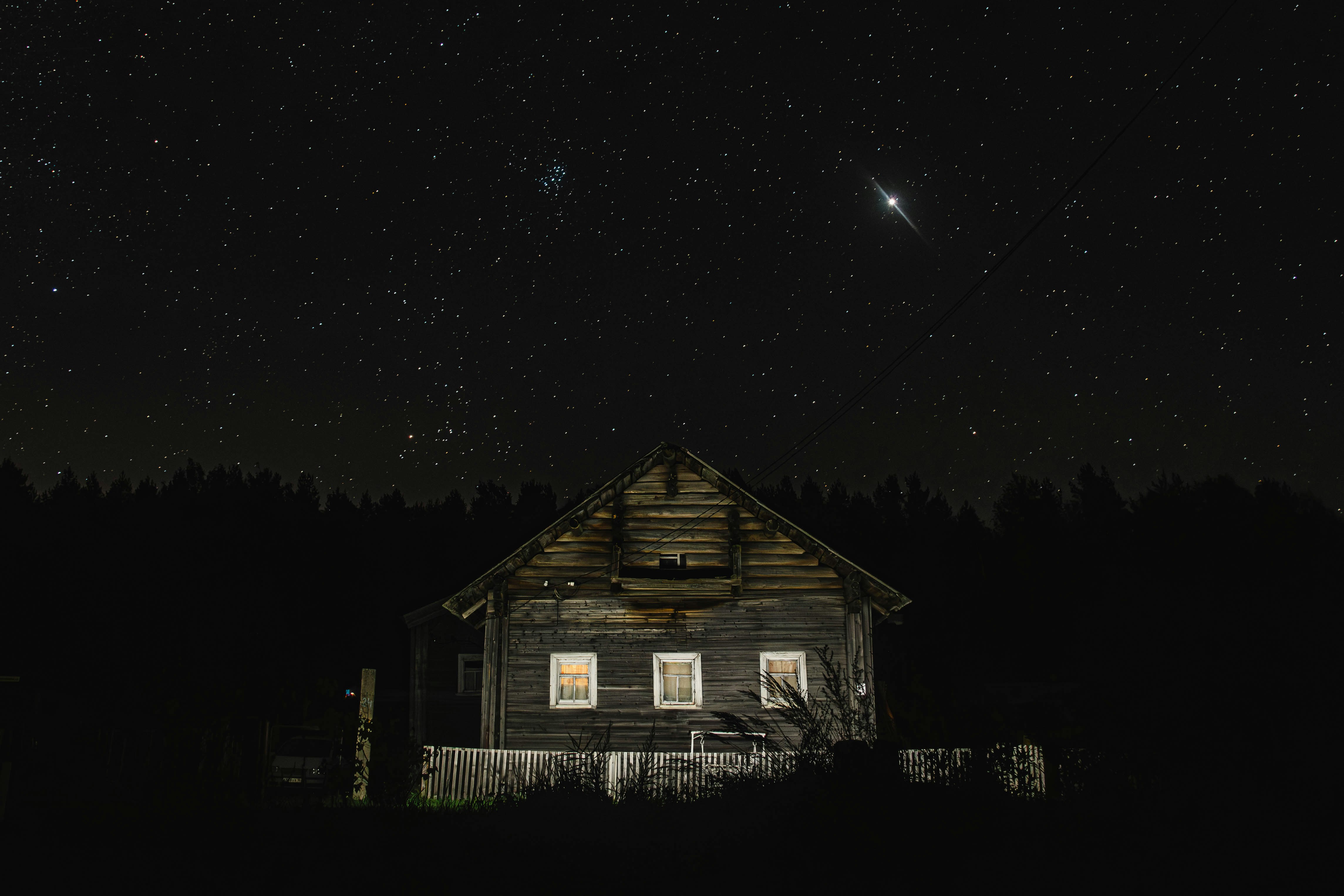 A cabin at night with the stars in the sky photo – Free Building Image ...