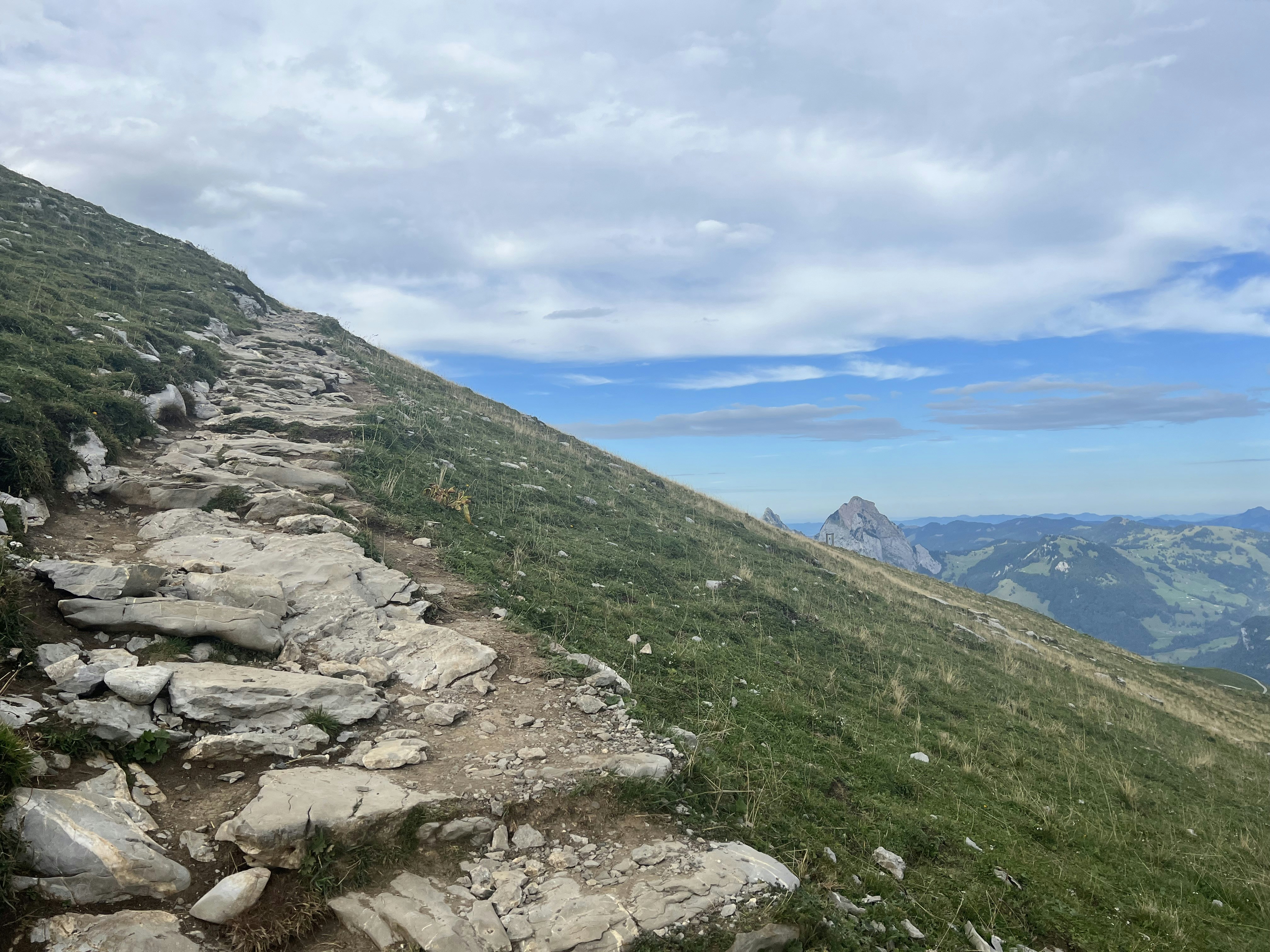 A rocky path on the side of a mountain photo – Free Stoos Image on Unsplash