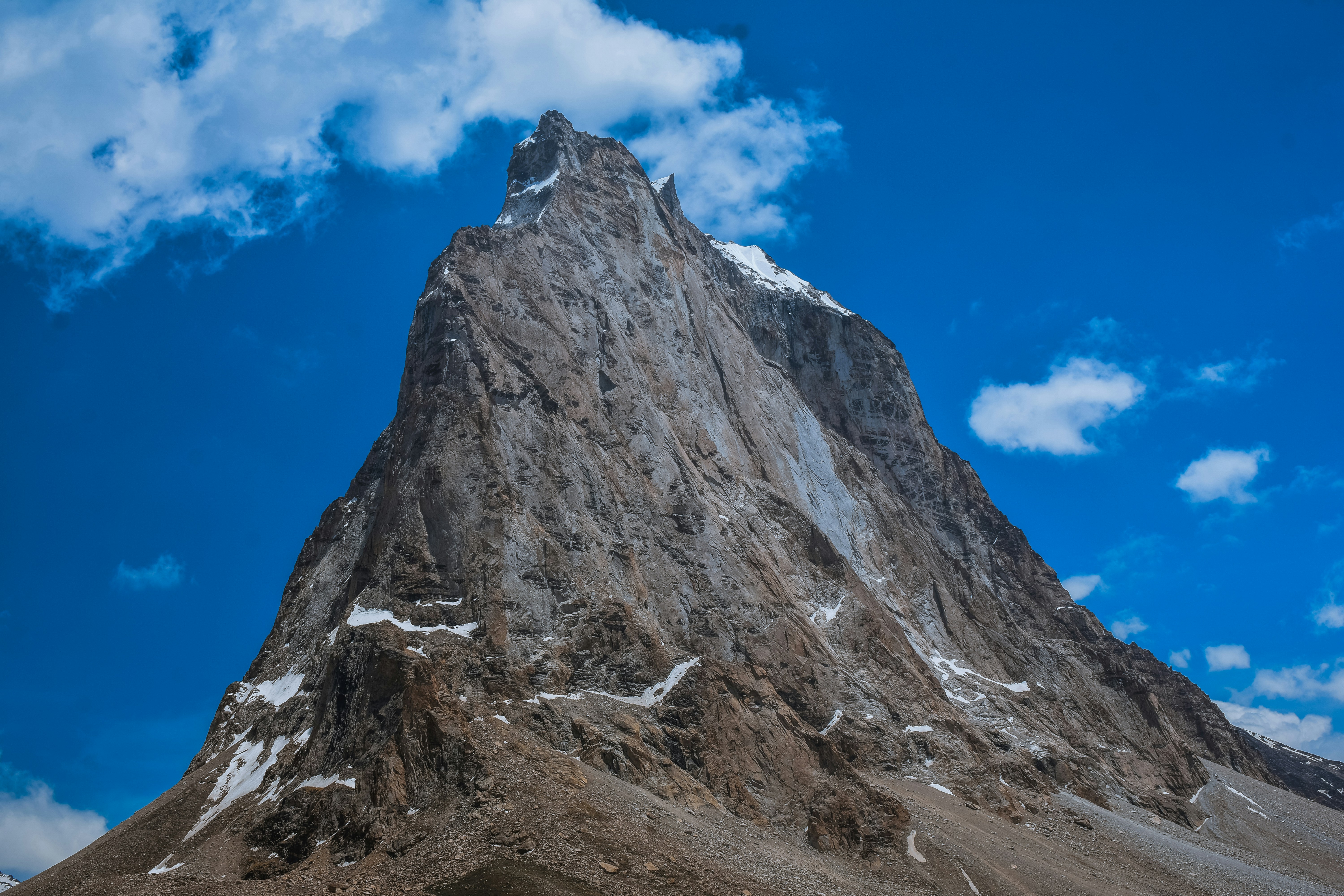 A very tall mountain with snow on it photo – Free Gumbok rangan Image ...