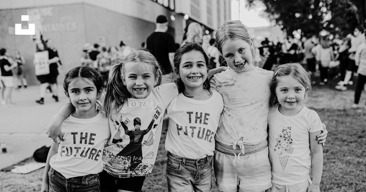 Un Groupe De Jeunes Filles Debout Les Unes à Côté Des Autres Photo