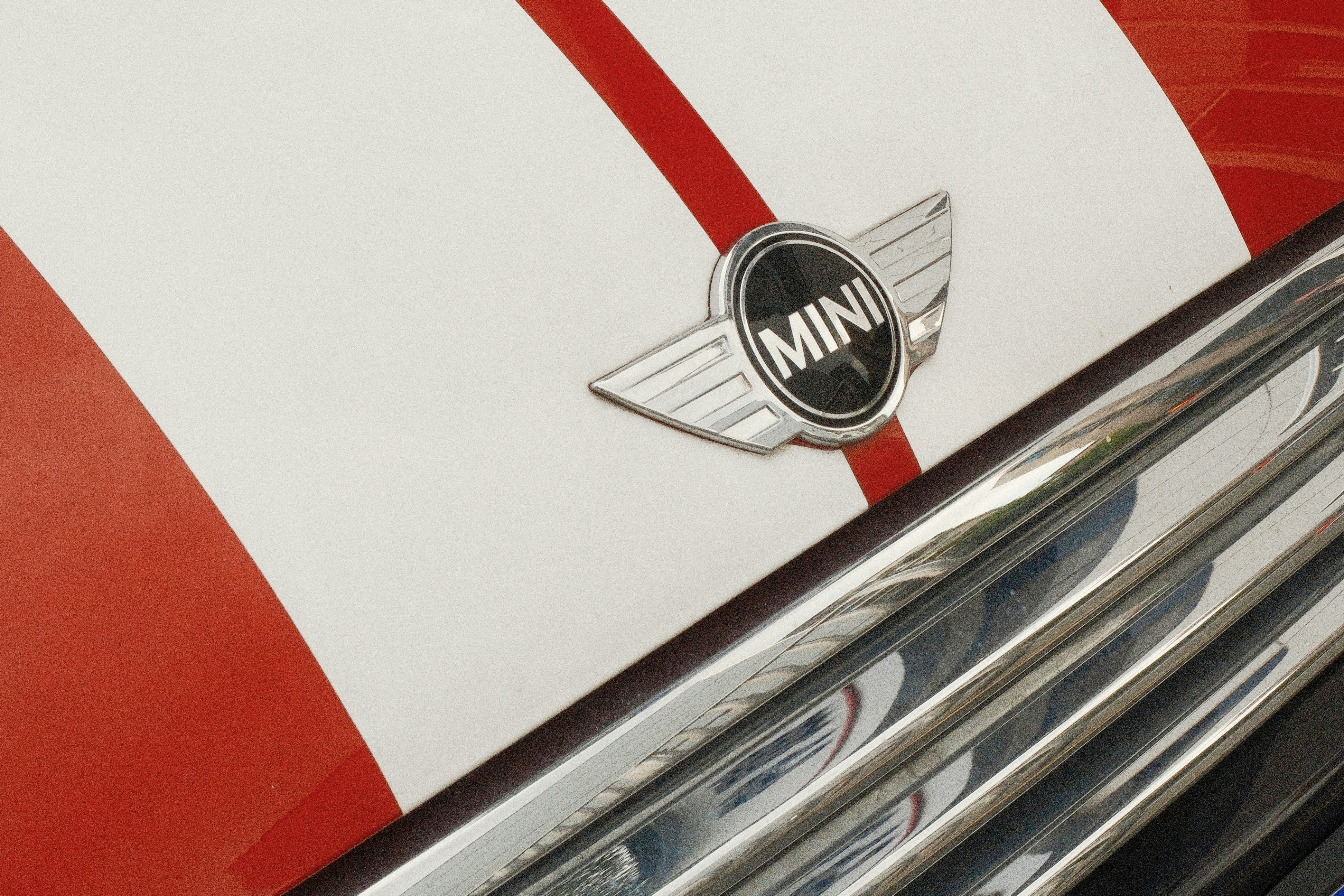 A close up of the emblem on a red and white car photo – Free Car Image ...