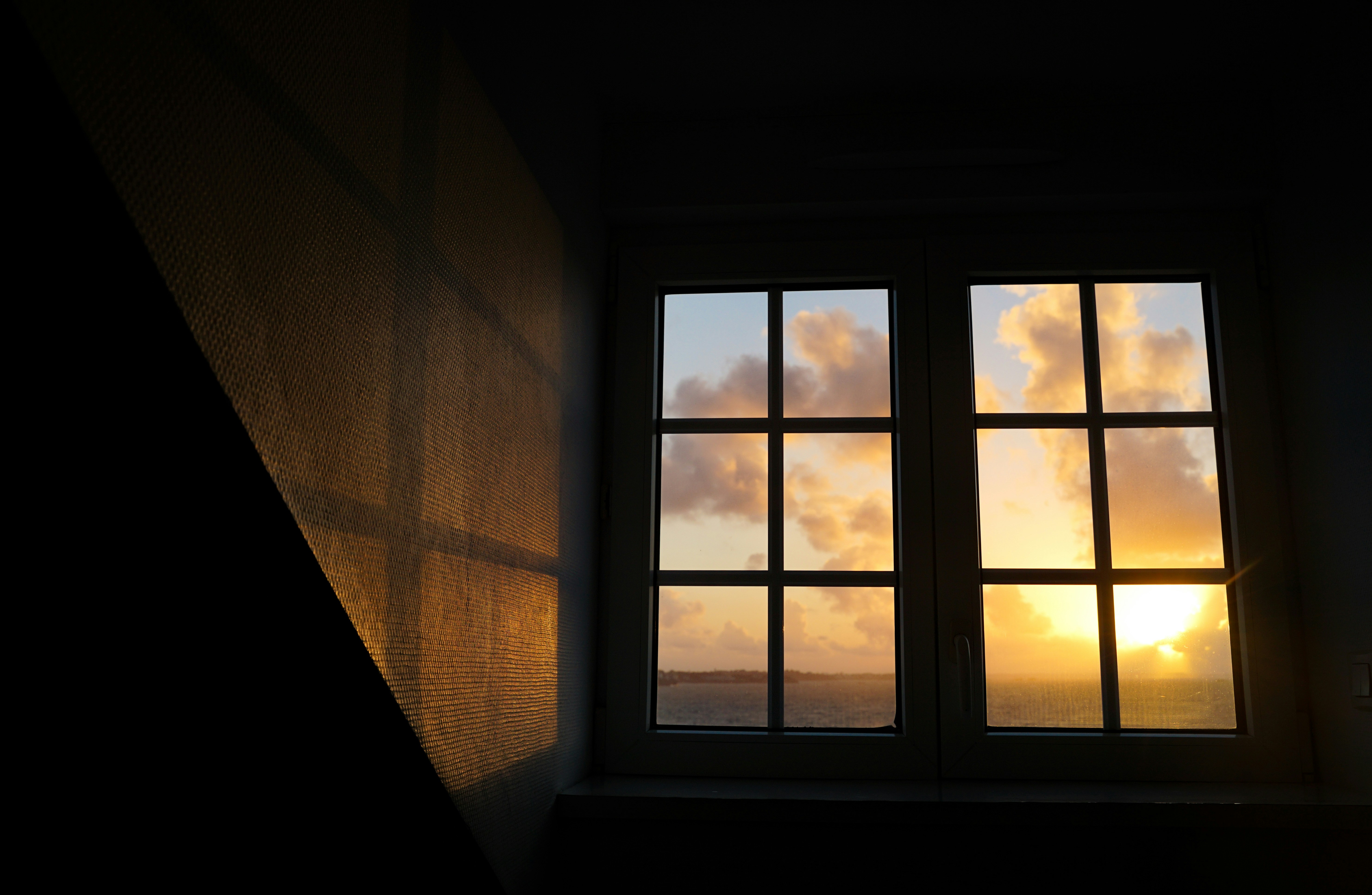 A window with a view of a sunset photo – Free Sea Image on Unsplash