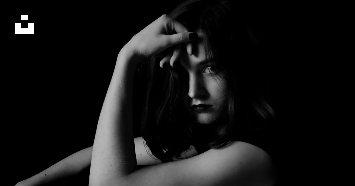 Foto Una Foto En Blanco Y Negro De Una Mujer Con Las Manos En La Cabeza