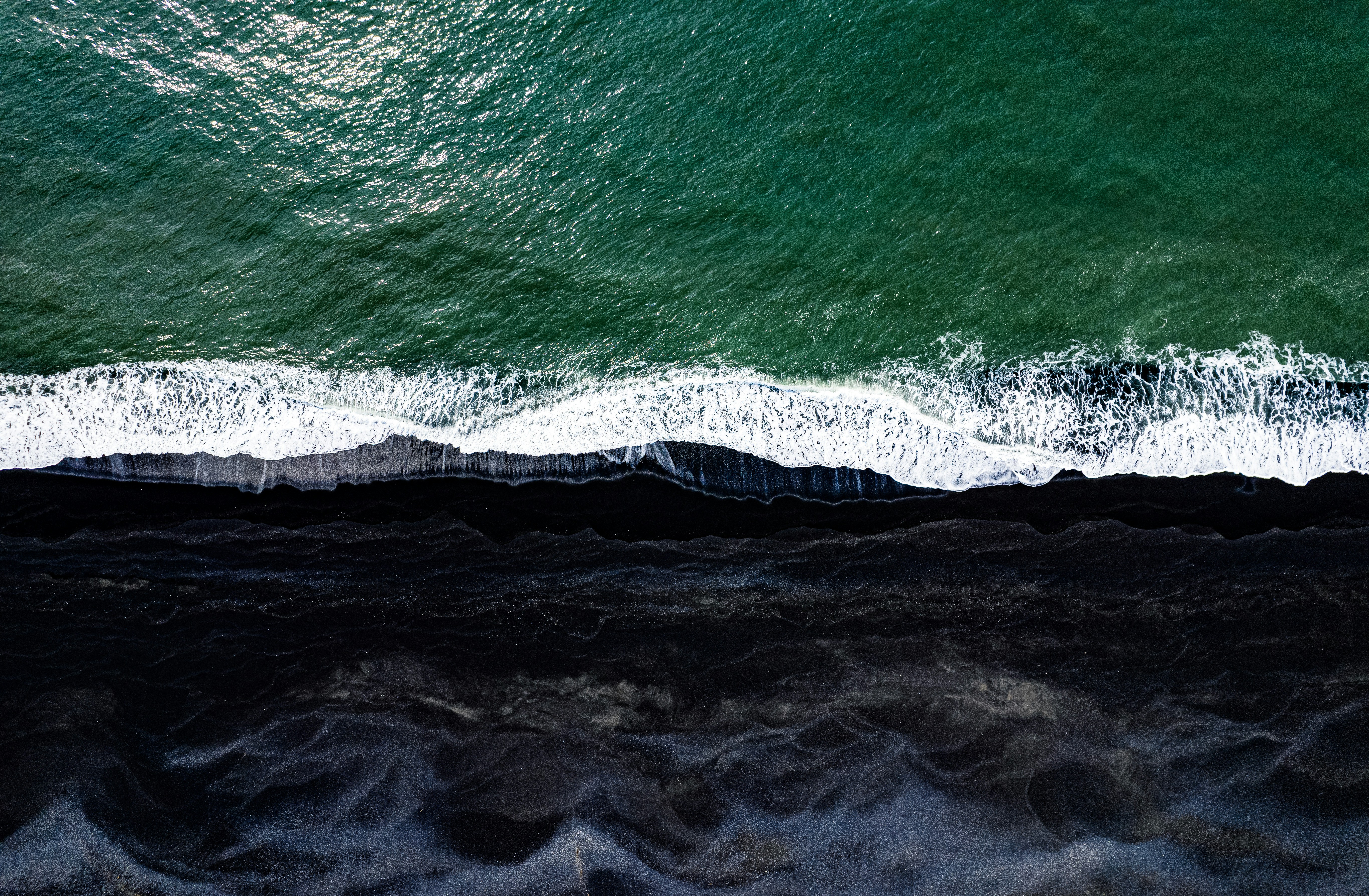 A view of the ocean from above photo – Free Iceland Image on Unsplash