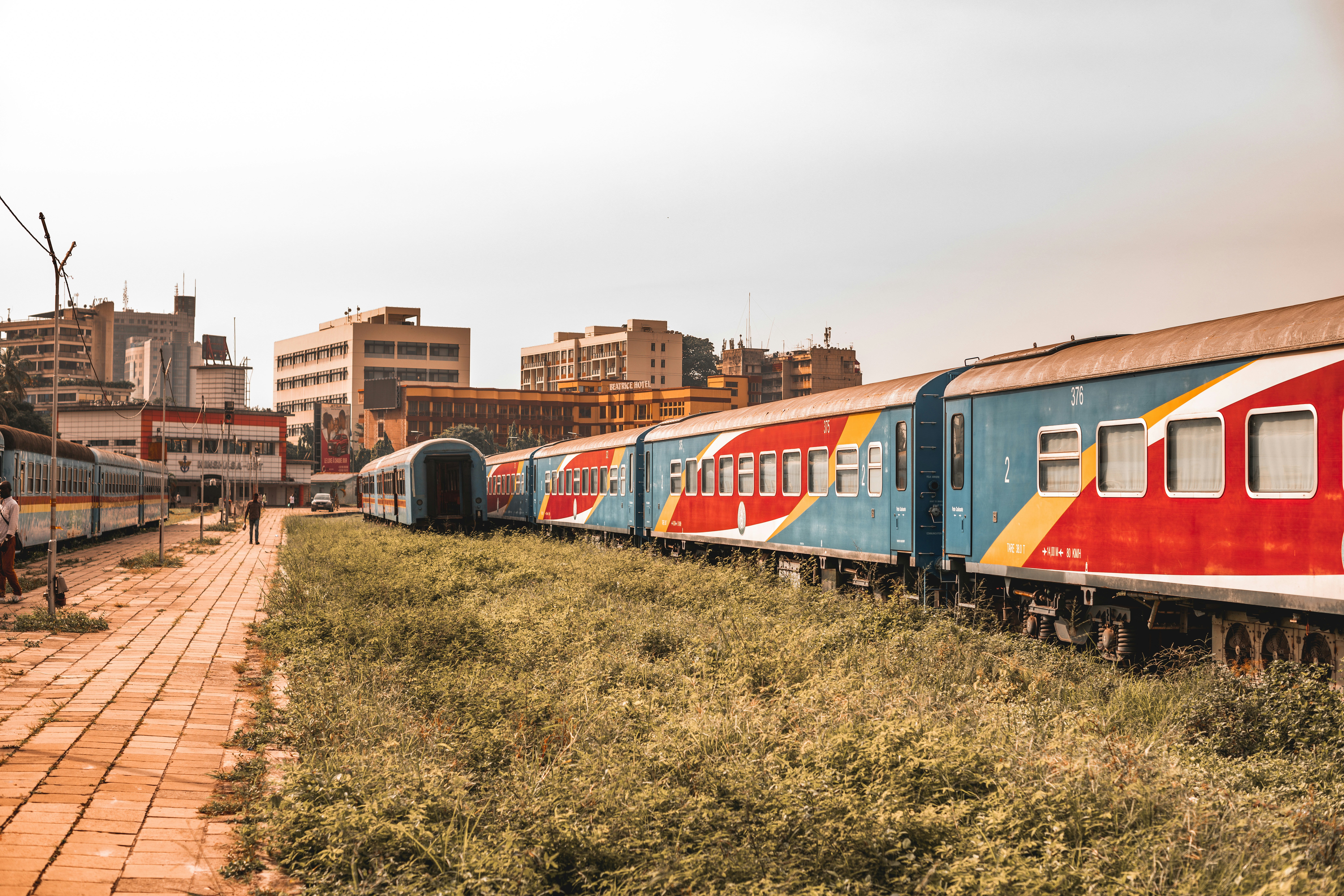 A train on a train track in a city photo – Free Kinshasa Image on Unsplash