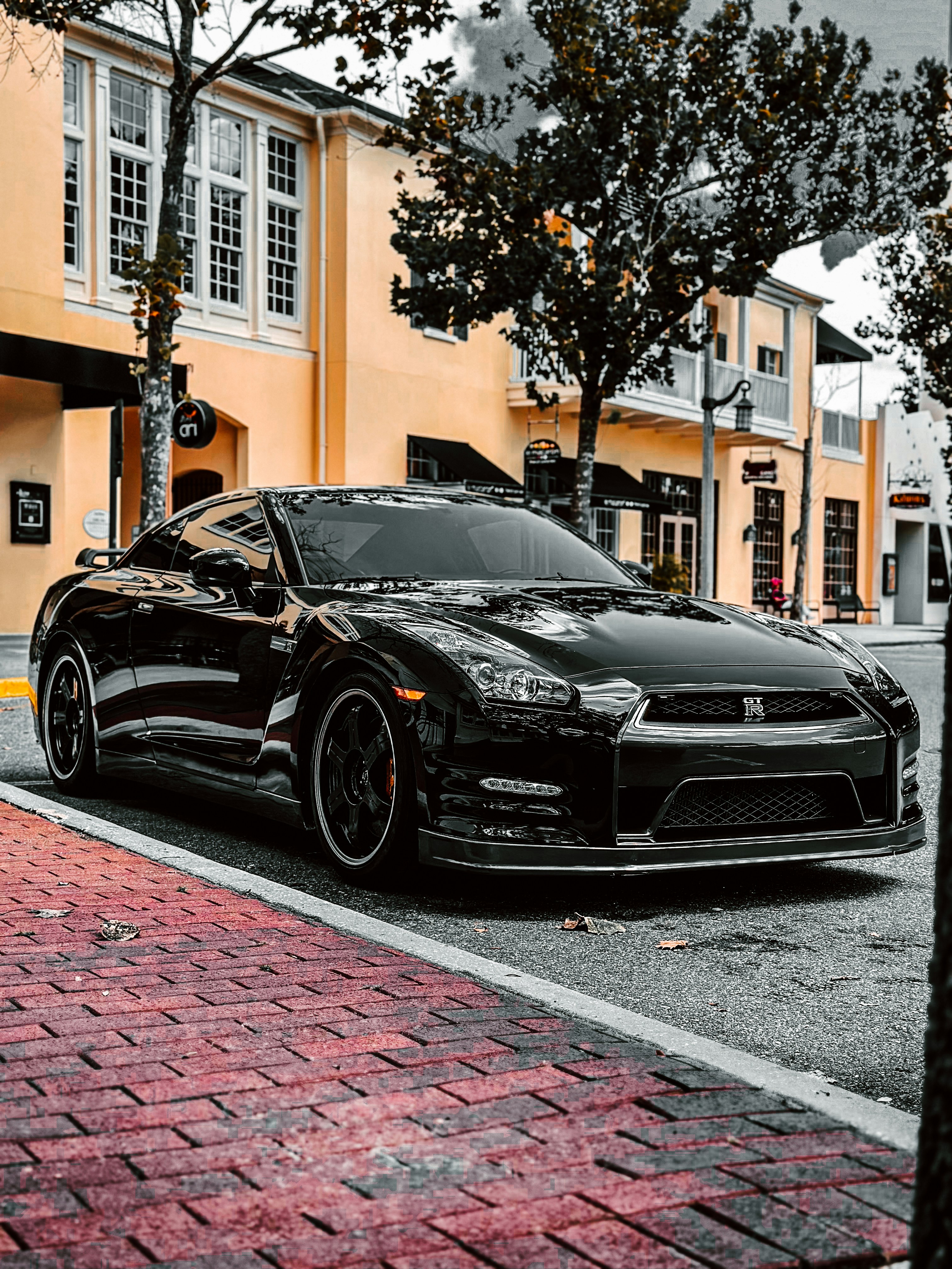 Foto Un auto deportivo negro estacionado al costado de la carretera ...