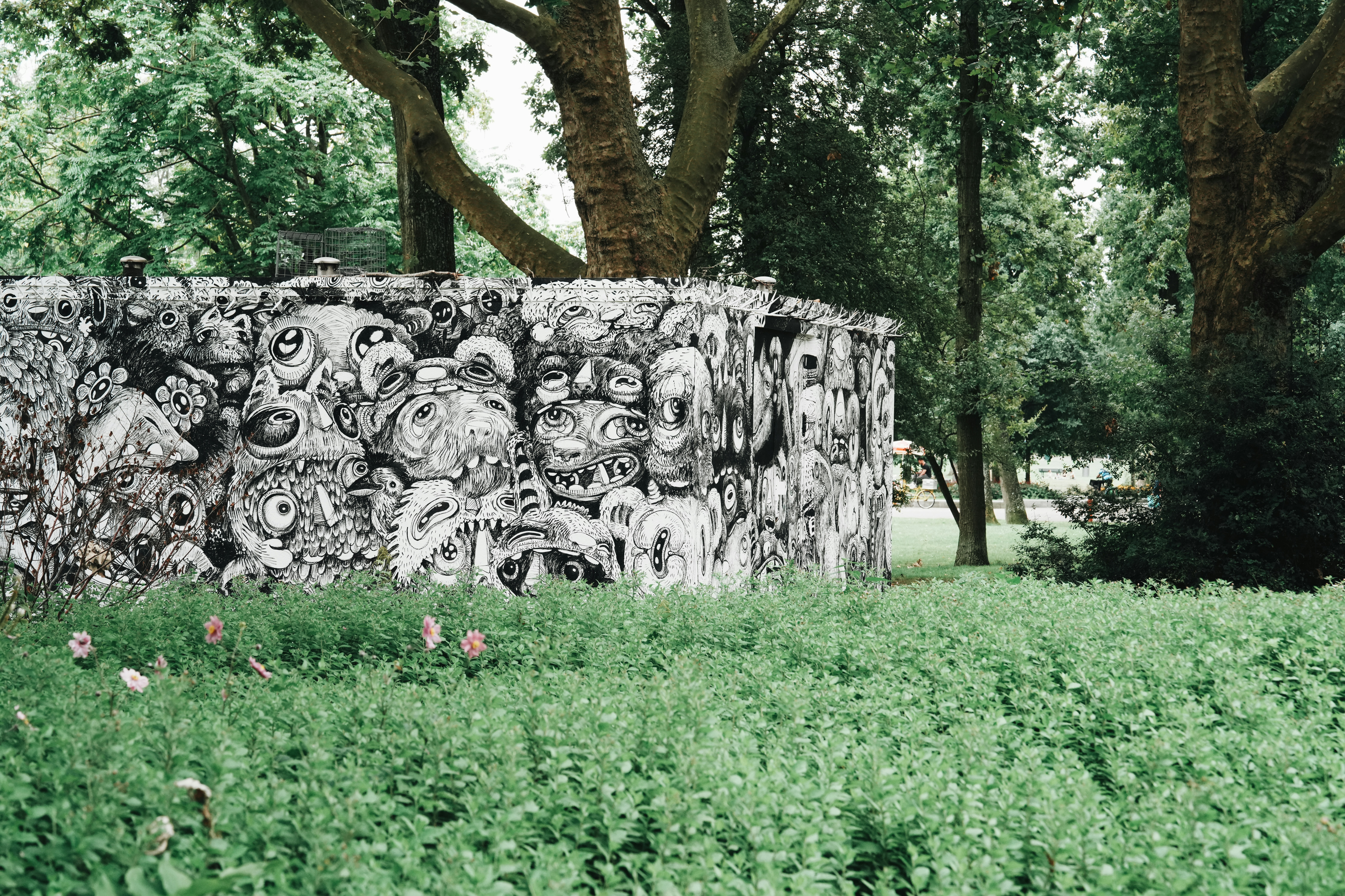 A wall that has a bunch of faces on it photo – Free Urban Image on Unsplash