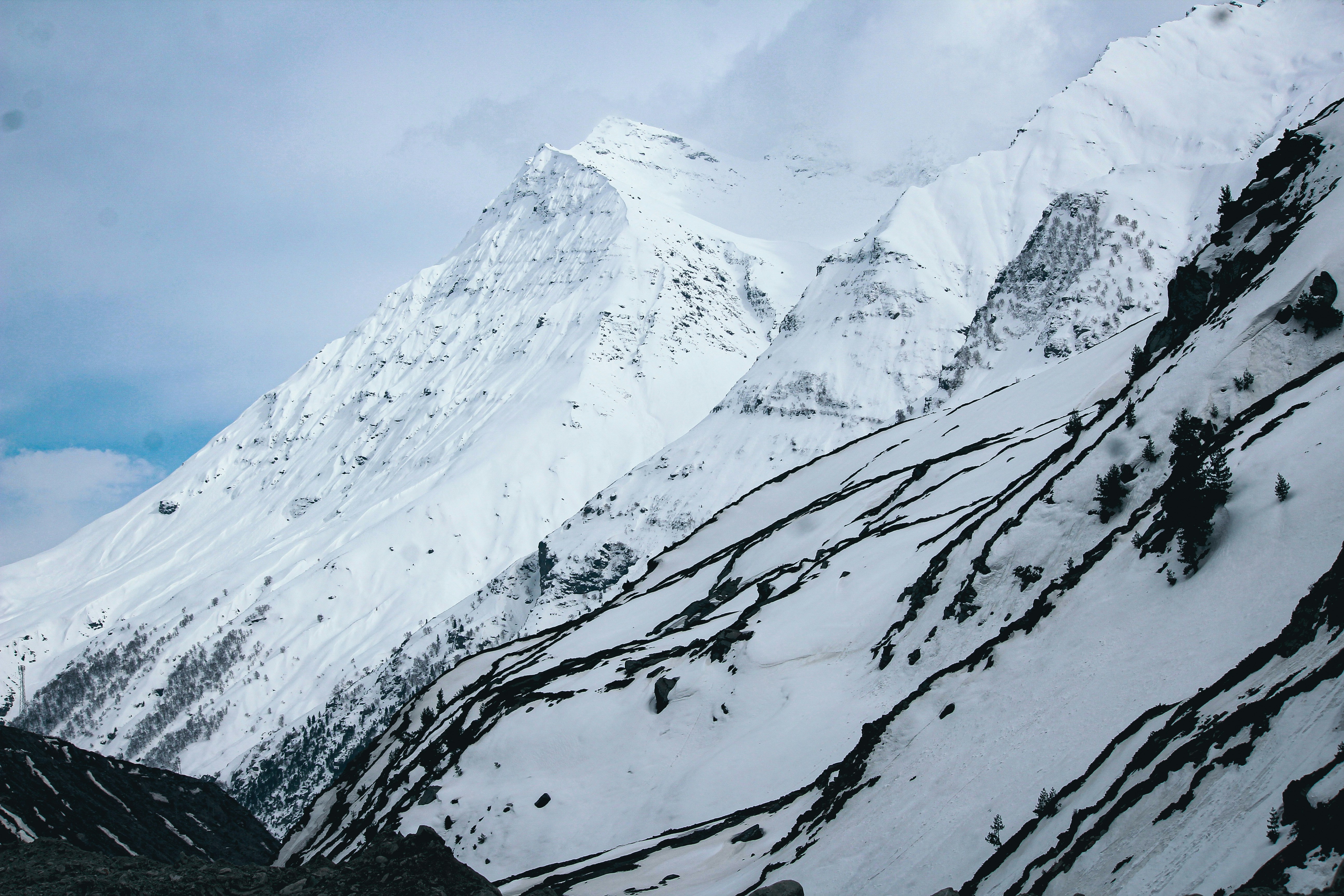 A snow covered mountain with a sky background photo – Free Atul tunnel ...