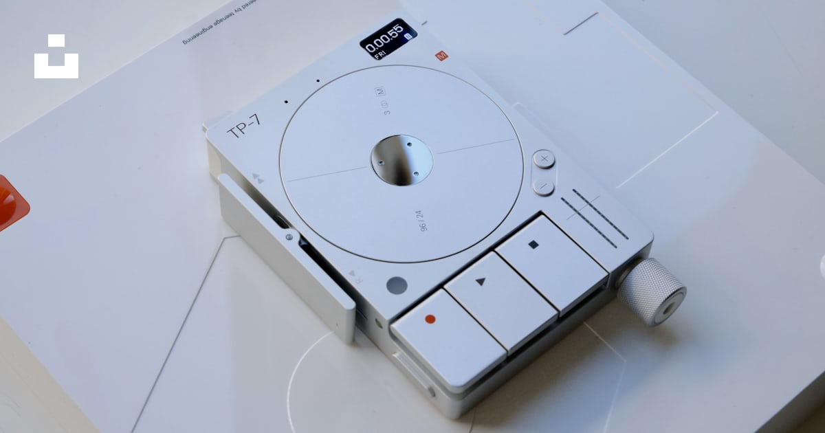 테이블 위에 앉아 있는 흰색 Cd 플레이어 사진 Unsplash의 무료 리코더 이미지
