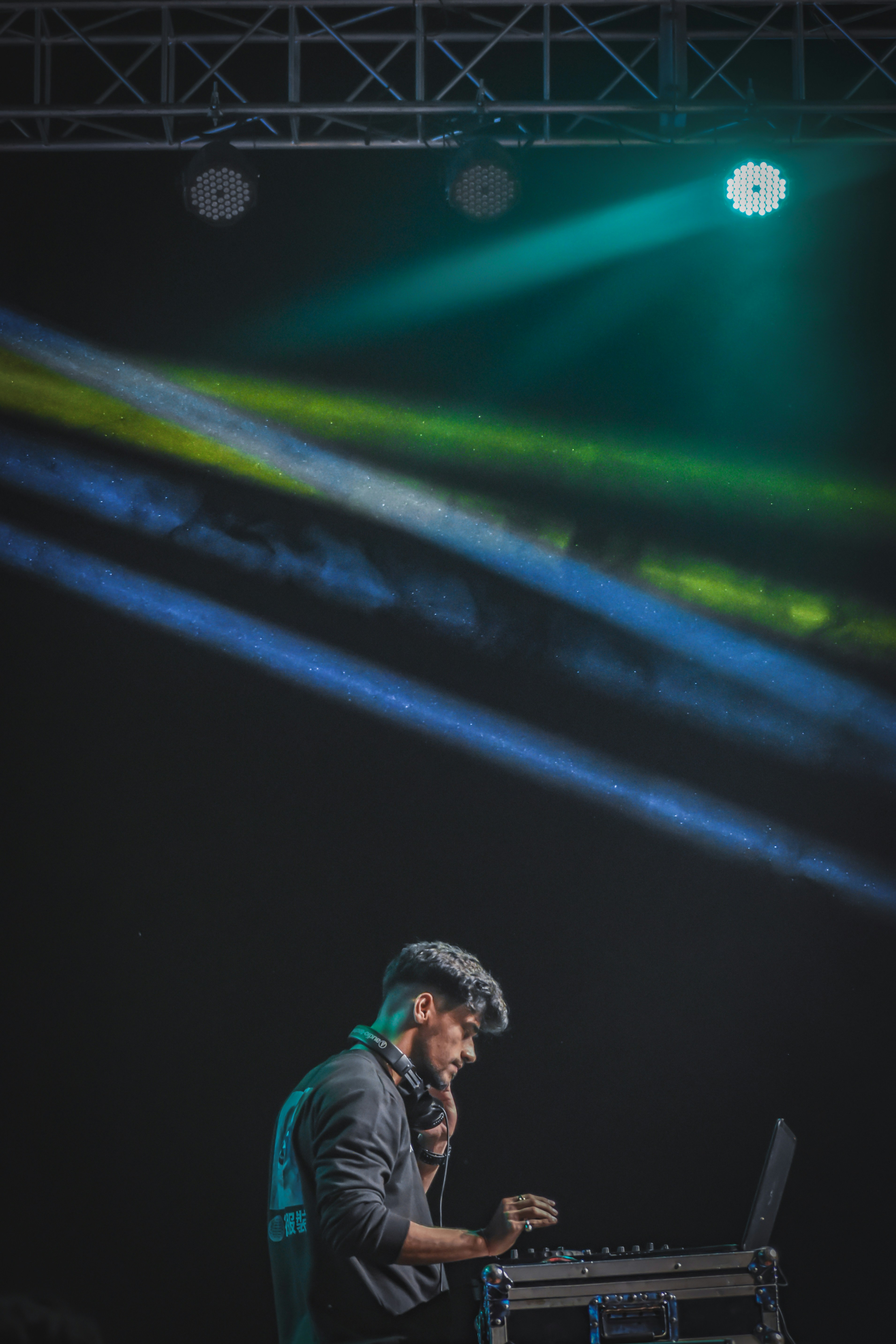 A man standing in front of a laptop computer on a stage photo – Free ...
