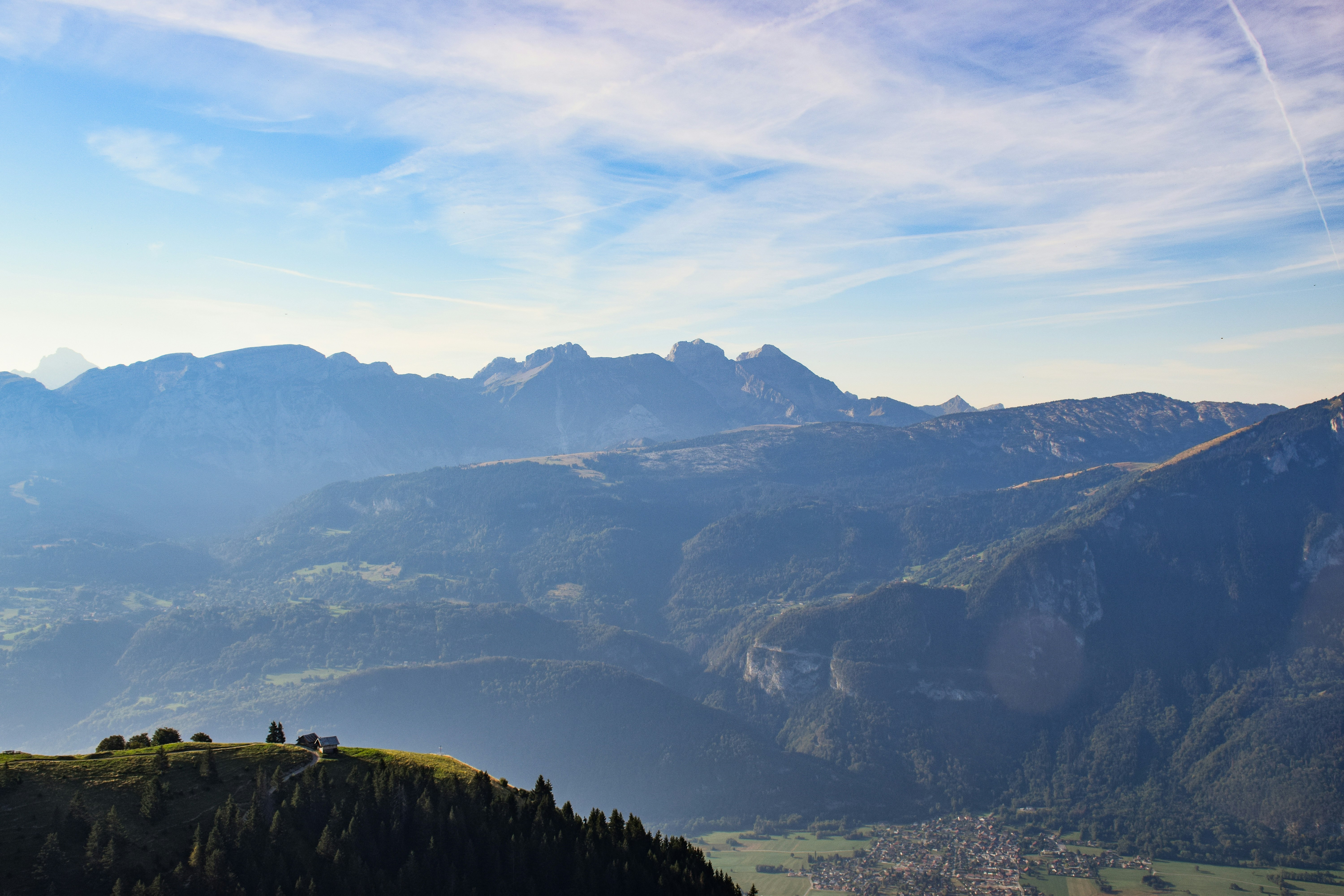 Une vue panoramique d’une chaîne de montagnes avec des arbres et des ...
